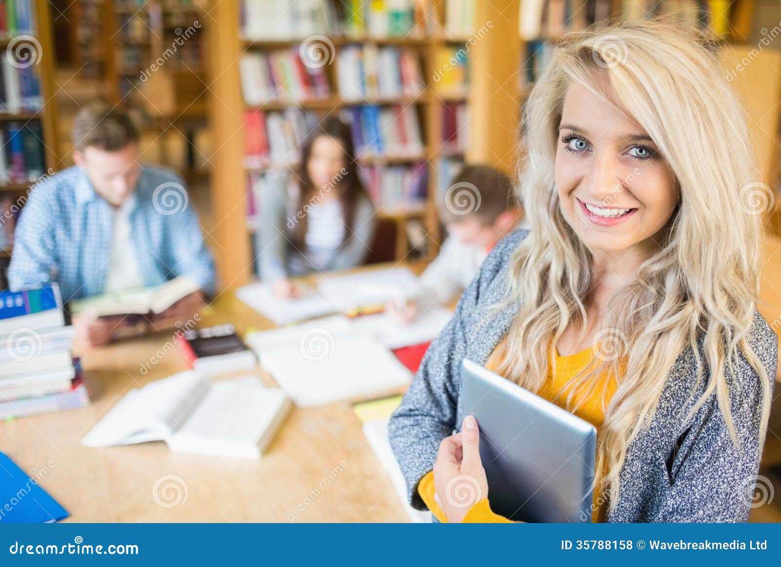 Studentin Mit Anderen Im Hintergrund an Der Bibliothek Stockfoto - Bild ...