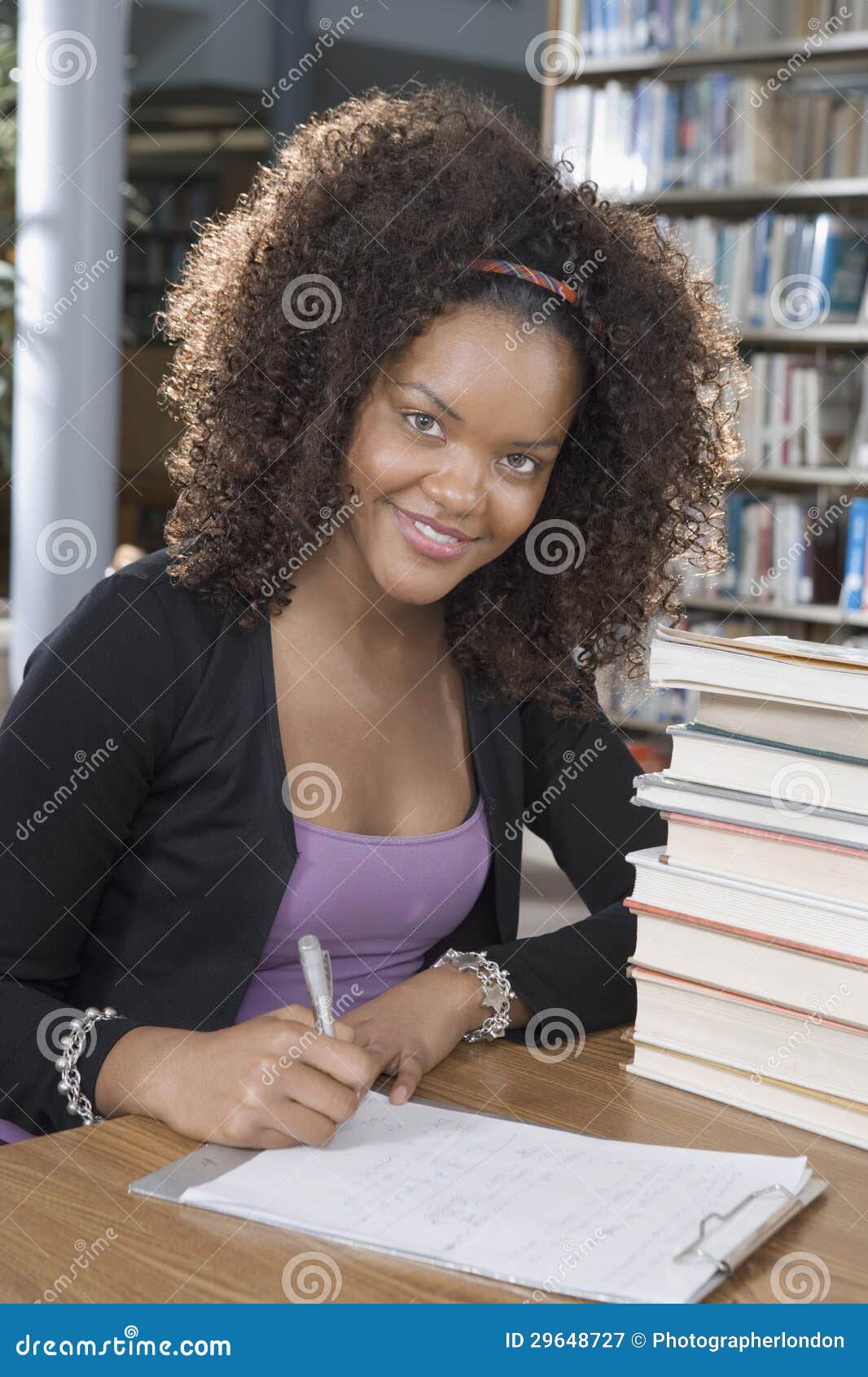 Studentin-Studieren stockbild. Bild von afrikanisch, beiläufig - 29648727