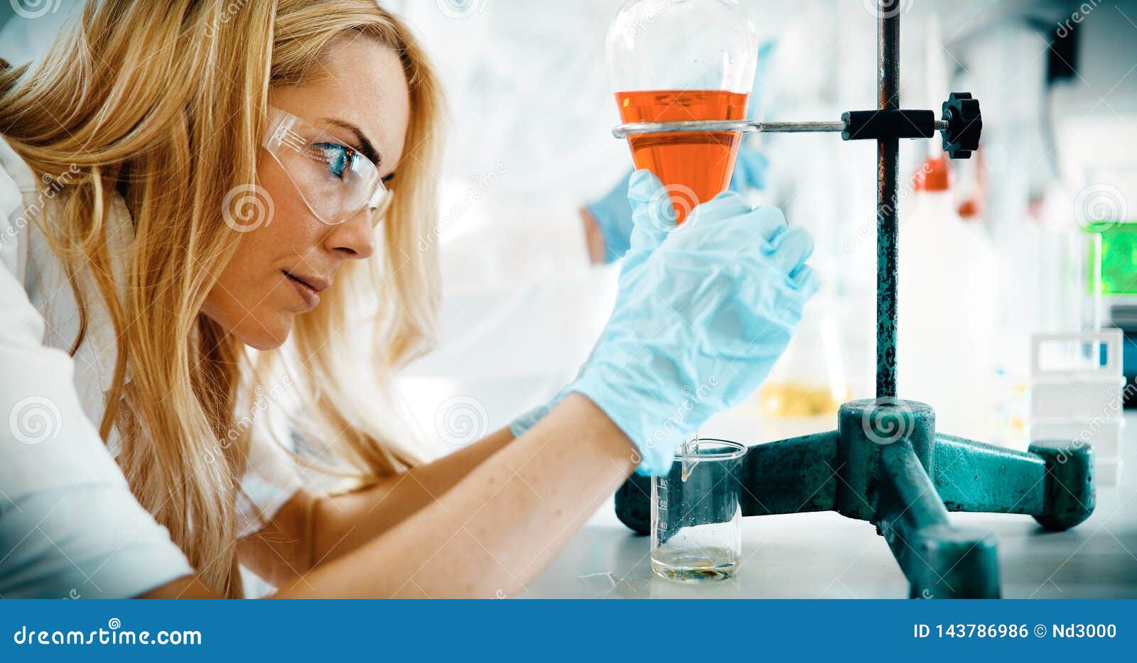 Studentin Von Chemie Arbeitend Im Labor Stockfoto - Bild von gesundheit ...