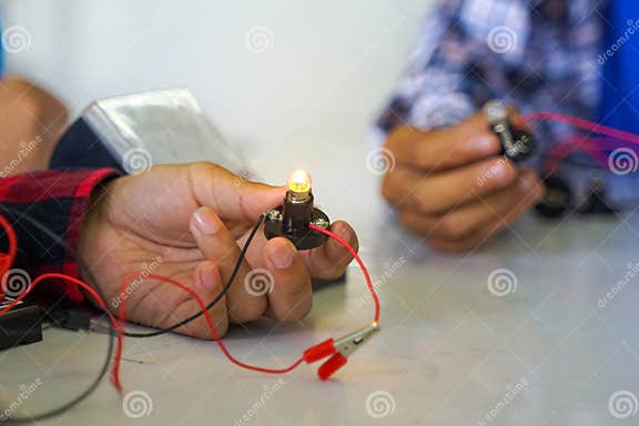 Students are Conducting Experiments on Basic Electrical Circuits. Stock ...