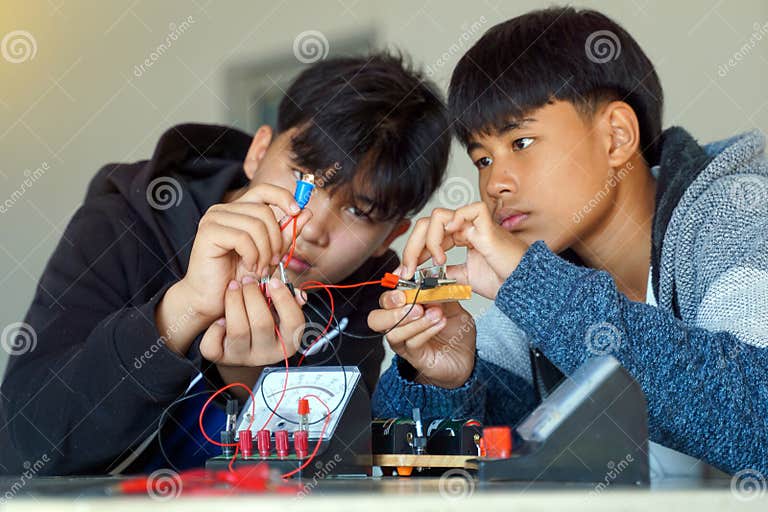 Students are Conducting Experiments on Basic Electrical Circuits. Stock ...
