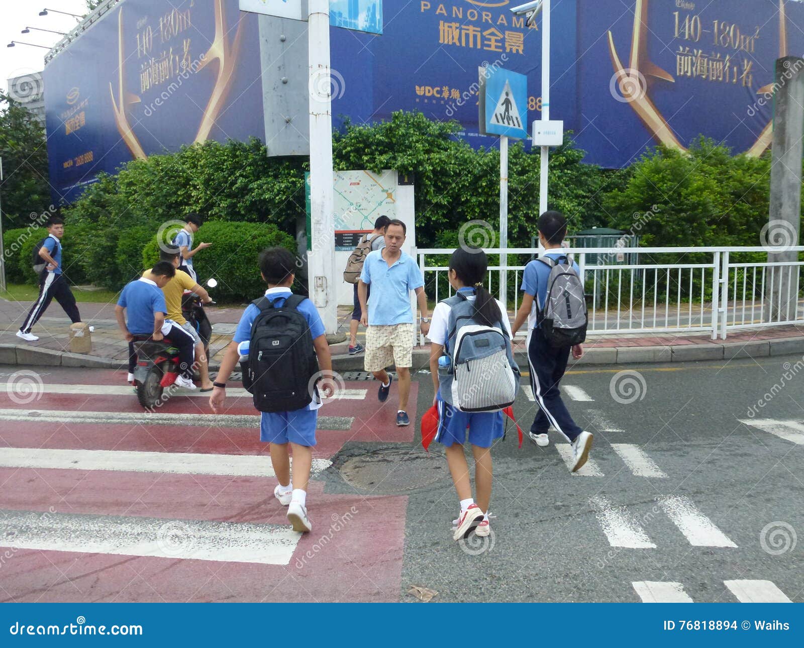 Students Go To the School through the Traffic Intersection Editorial ...