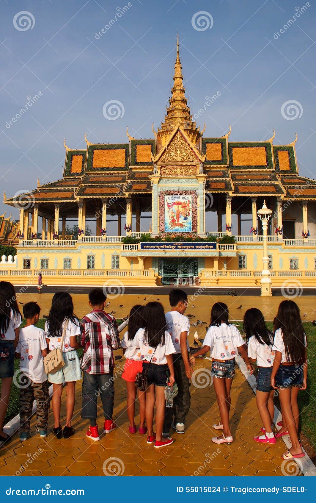 Students at Phnom Penh Temple Complex Editorial Stock Image - Image of ...