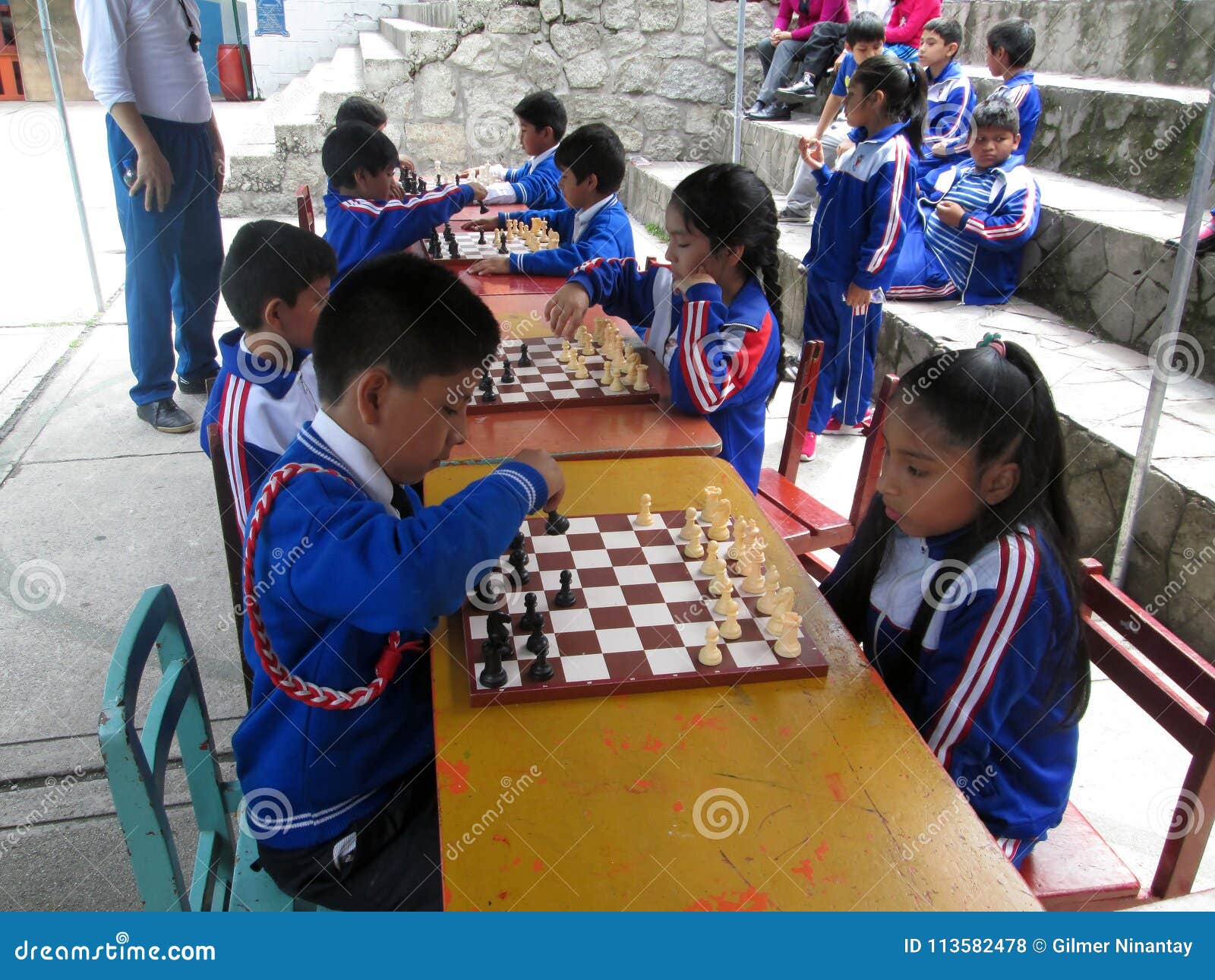 Students playing chess editorial stock photo. Image of taller - 113582478