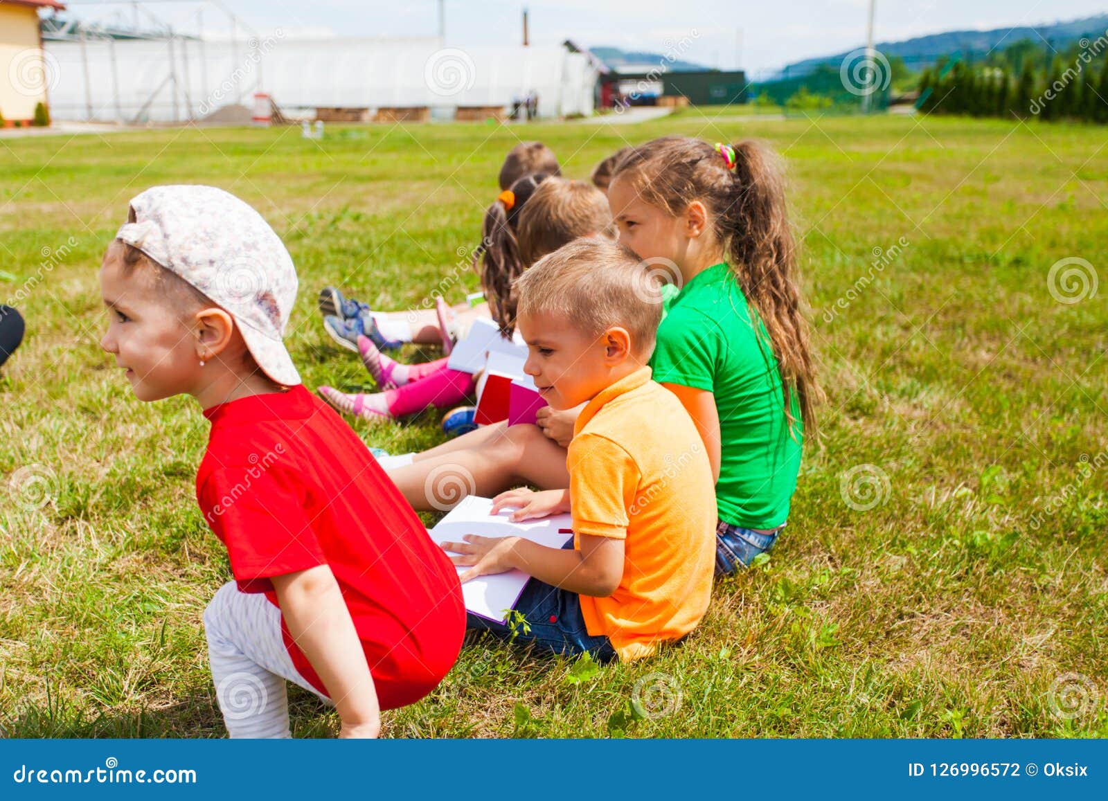 Studera Engelska I Dagis I Sommaren Utomhus Arkivfoto - Bild av pojke ...