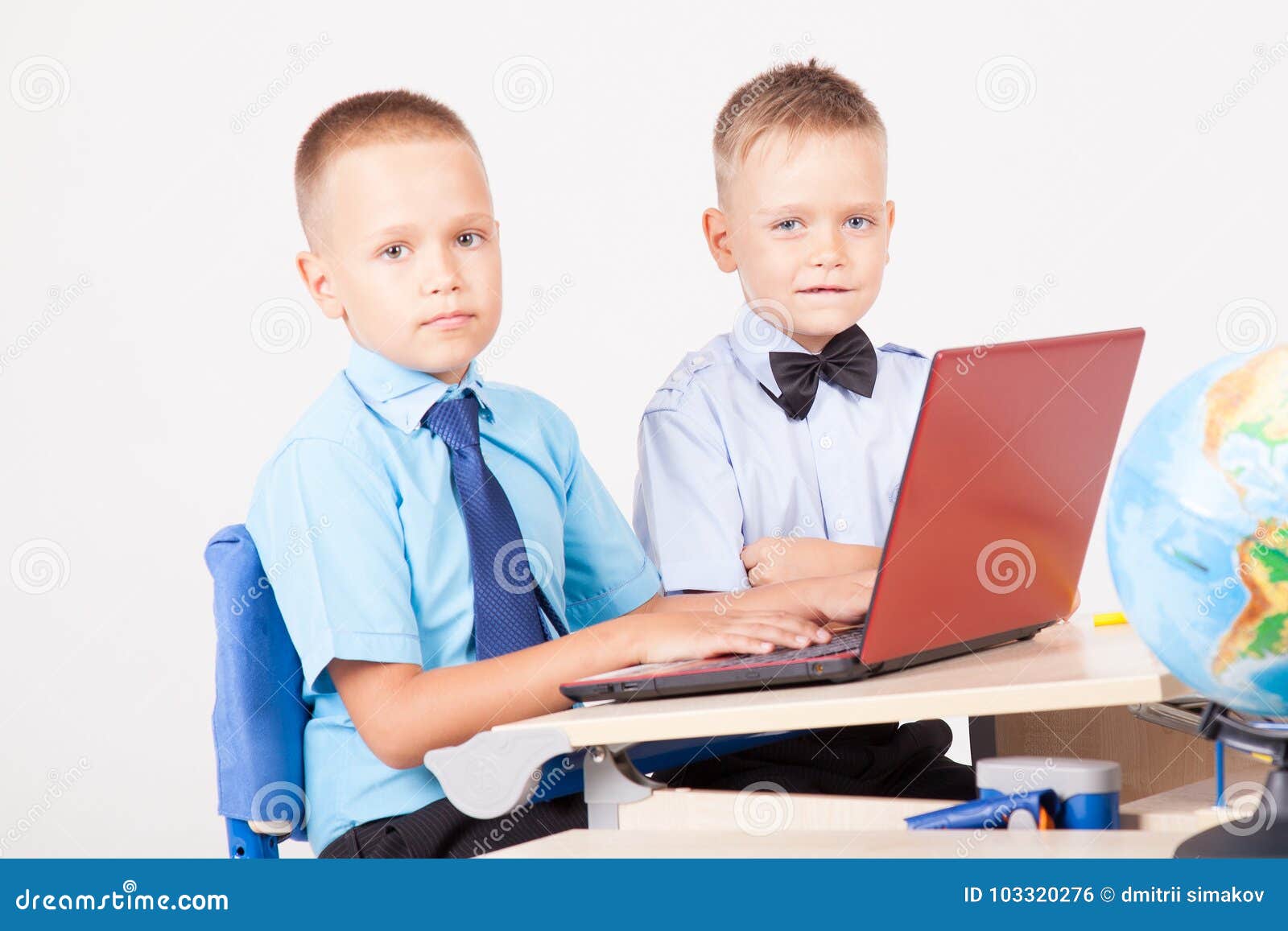 Studi Sui Ragazzi Del Computer Due Alla Scuola Fotografia Stock ...