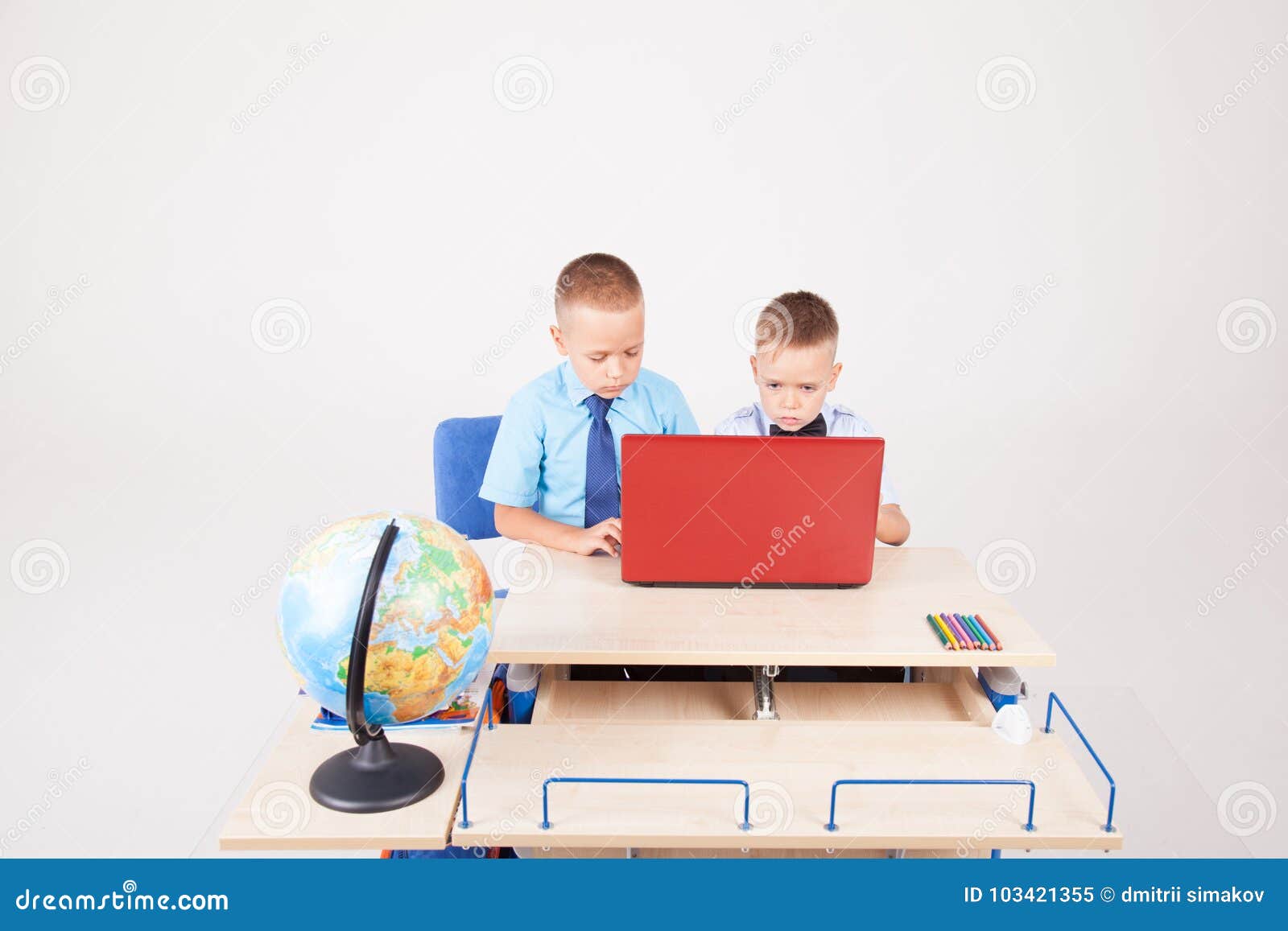 Studi Sui Ragazzi Del Computer Due Alla Scuola Immagine Stock ...