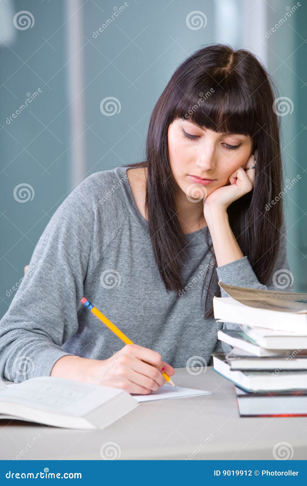 Studieren der jungen Frau stockfoto. Bild von blick, anmerkungen - 9019912