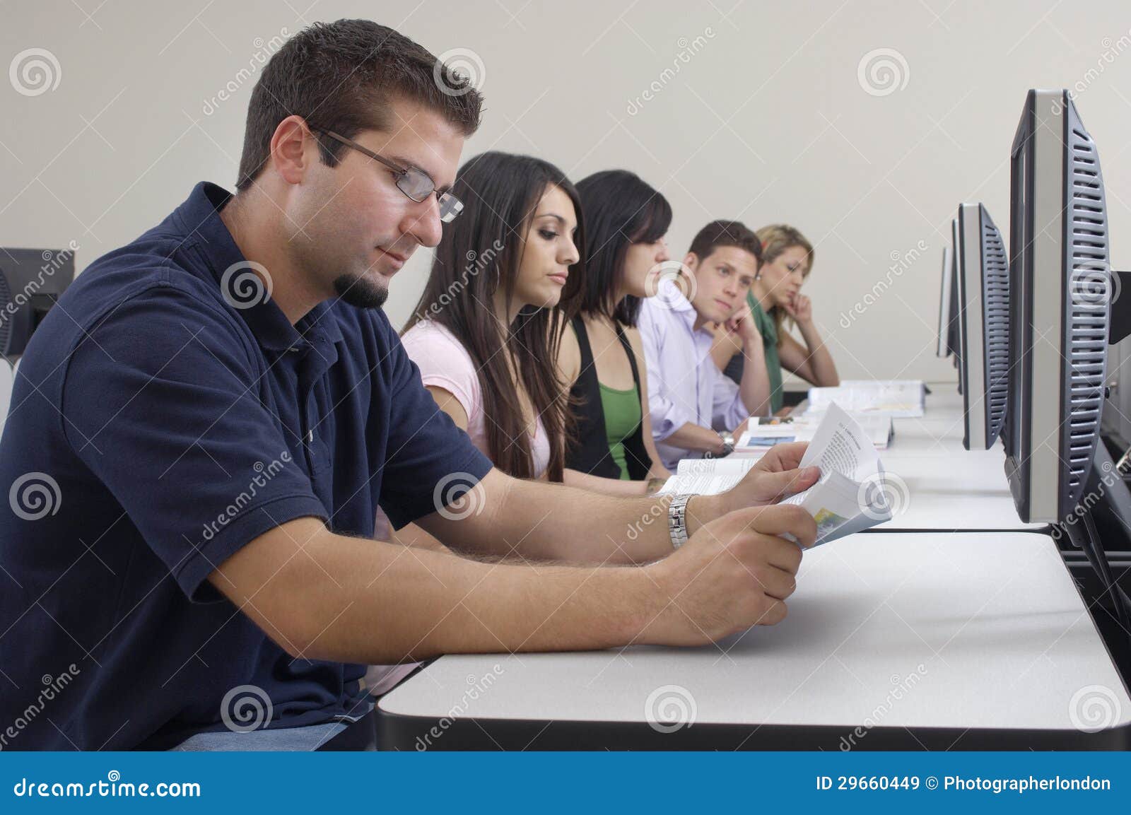 Studierende Studenten Beim Sitzen Im Computer-Labor Stockbild - Bild ...