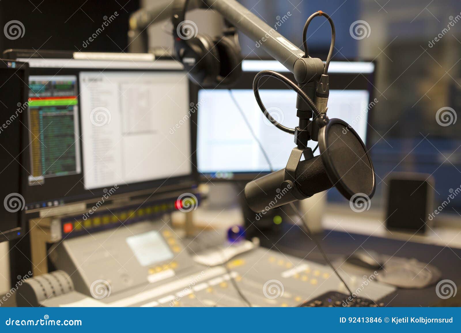 Studio De Radiodiffusion Moderne De Station De Radio De Microphone ...