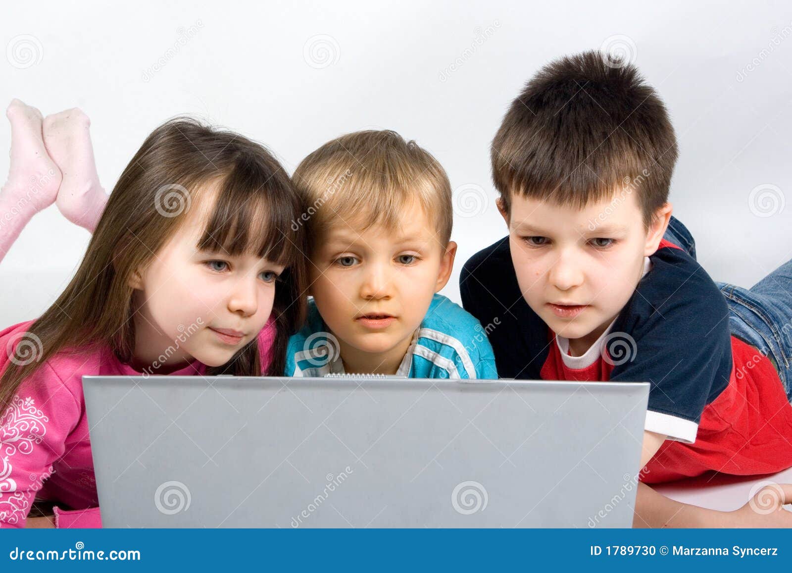 Studio Dei Bambini Con Un Computer Portatile Fotografia Stock ... Studio Dei Bambini Con Un Computer Portatile Fotografia Stock ...