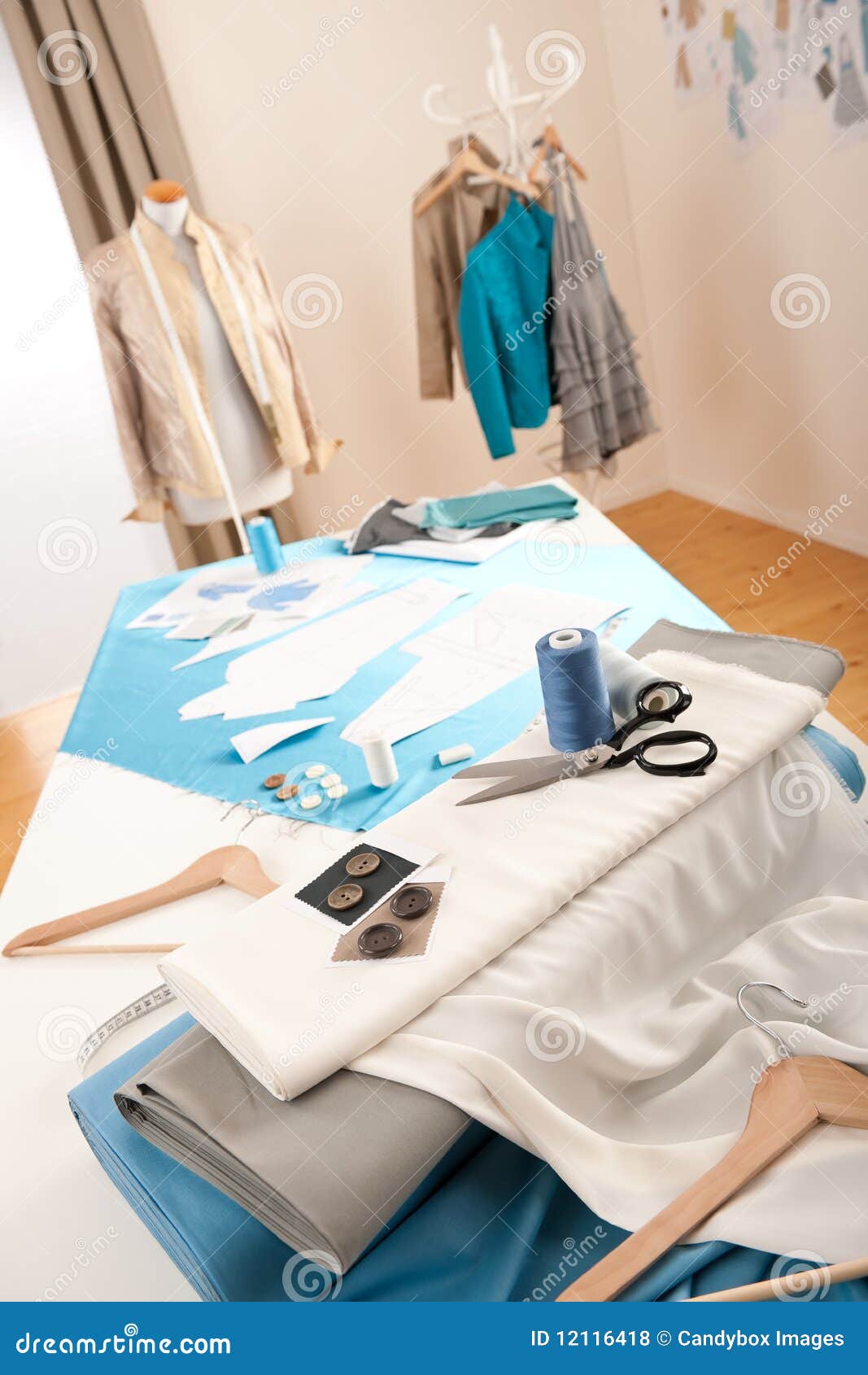 Studio Dello Stilista Con Il Mannequin Fotografia Stock - Immagine di ...