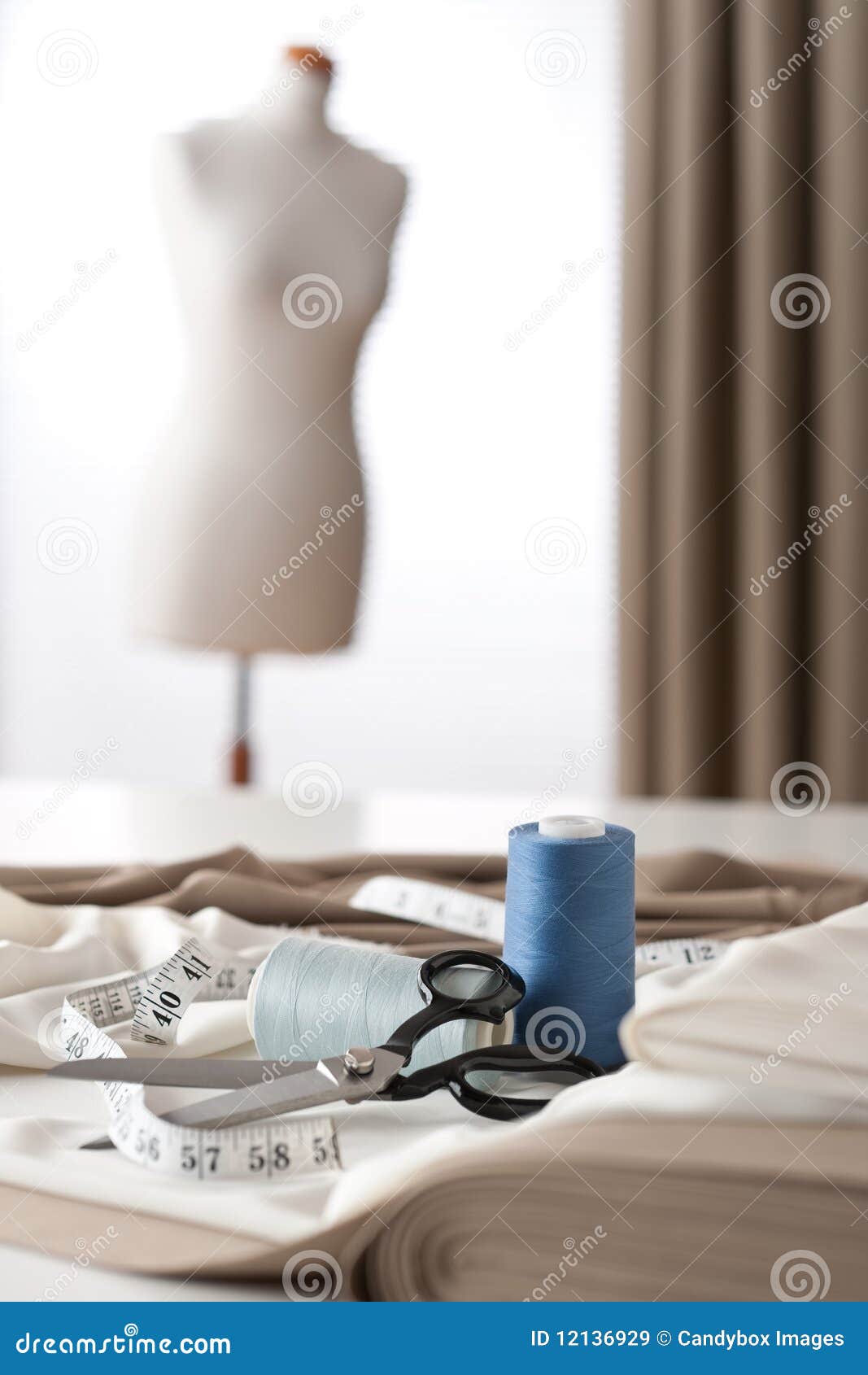 Studio Dello Stilista Con Il Mannequin Immagine Stock - Immagine di ...