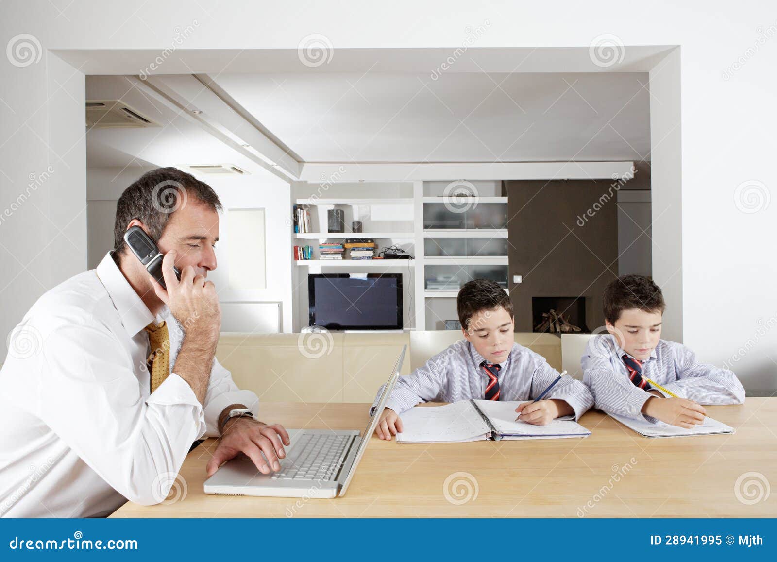 Studio E Papà Dei Bambini Che Lavorano Al Computer Portatile. Immagine ...