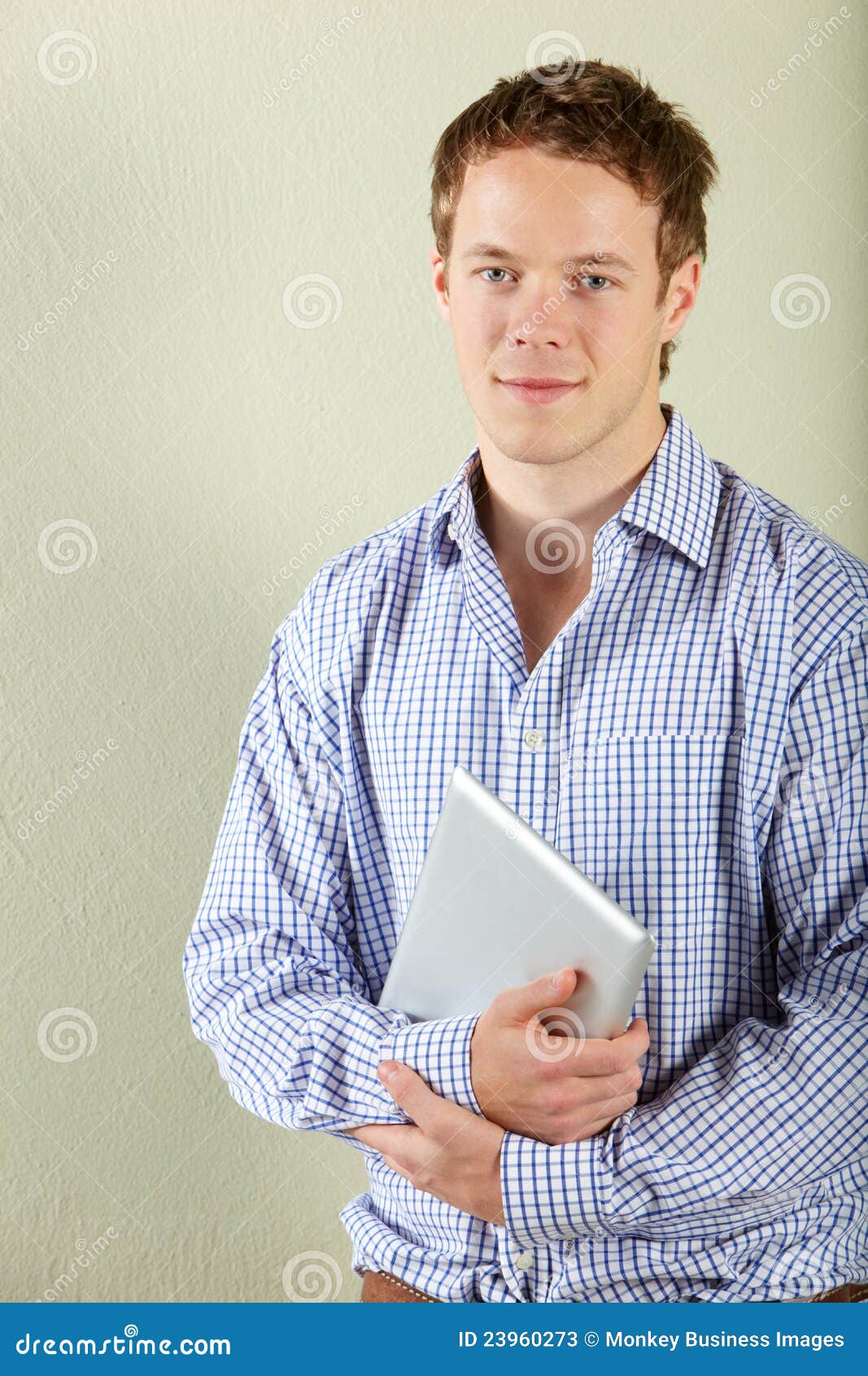 Studio Geschossen Vom Junger Mann-Holding-Tablette-Computer Stockbild ...