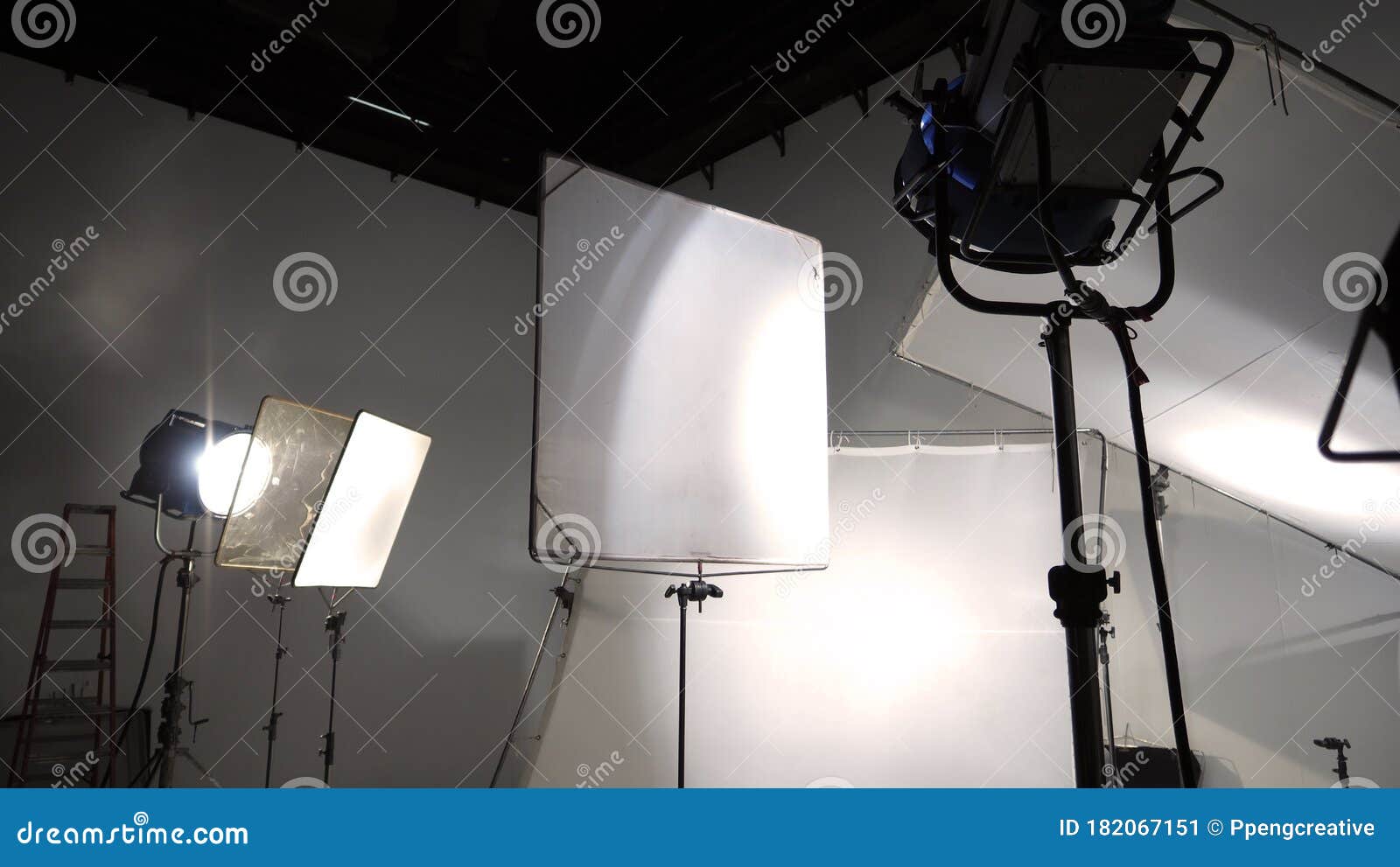 Studio Light and Back Drop and Soft Box Set Up for Shooting Photo or ...