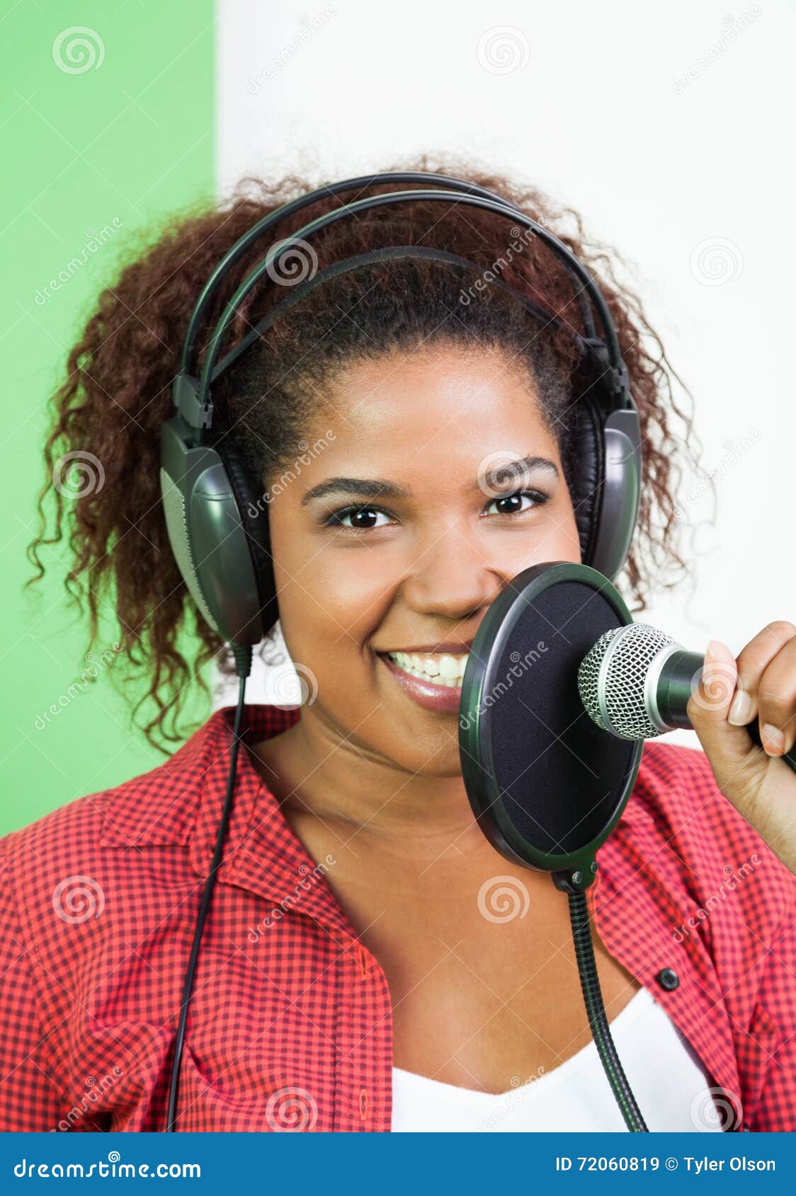 Studio Sûr De Performing in Recording De Chanteur Image stock - Image ...