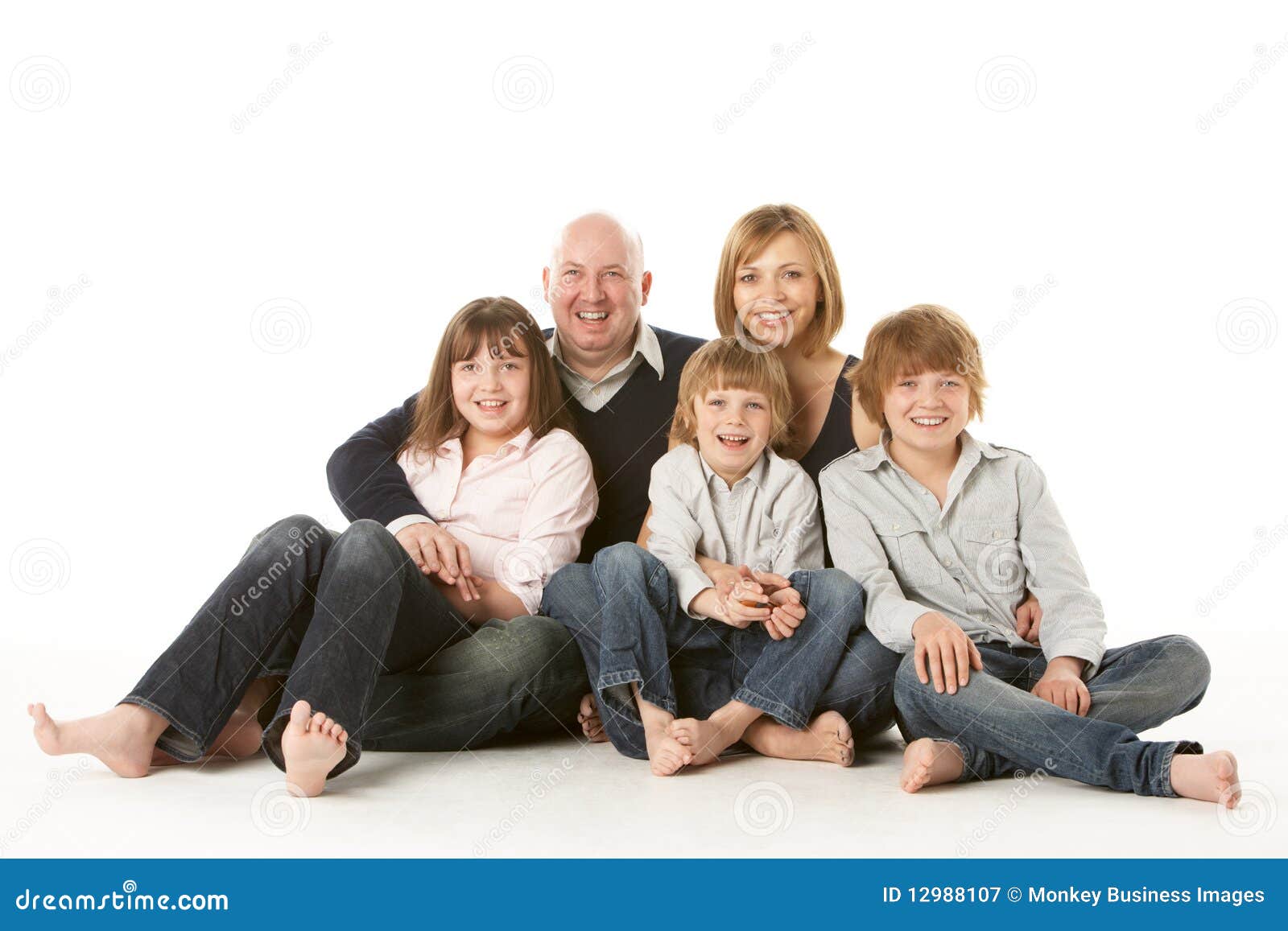 Studio Schoss Vom Familien-Gruppen-Sitzen Stockbild - Bild von schön ...