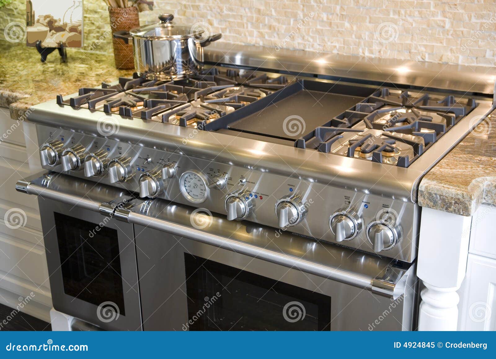 Stufa di cucina di lusso immagine stock. Immagine di colazione - 4924845