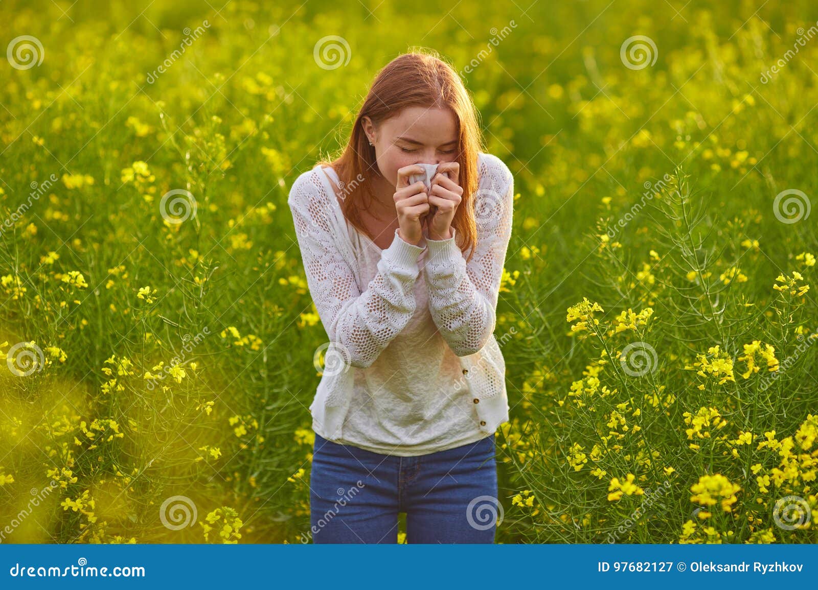 Stuifmeelallergie, Meisje Het Niezen Stock Afbeelding - Image of meisje ...