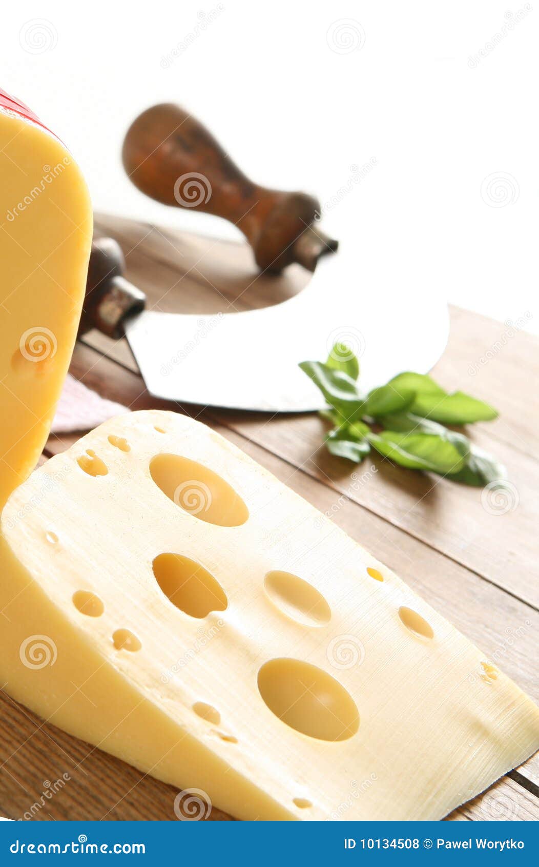 Stuk van gele kaas stock foto. Image of plak, lijst, leven - 10134508