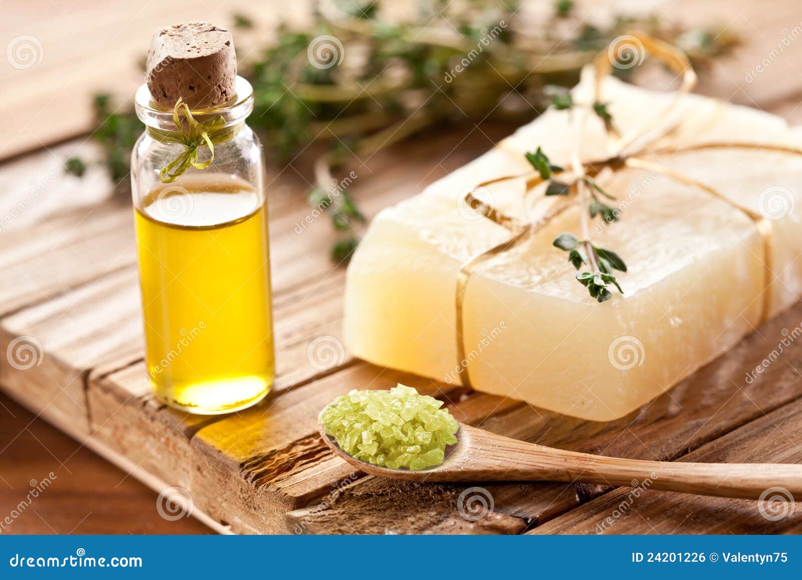 Stuk van natuurlijke zeep. stock foto. Image of schoonheidsmiddelen ...