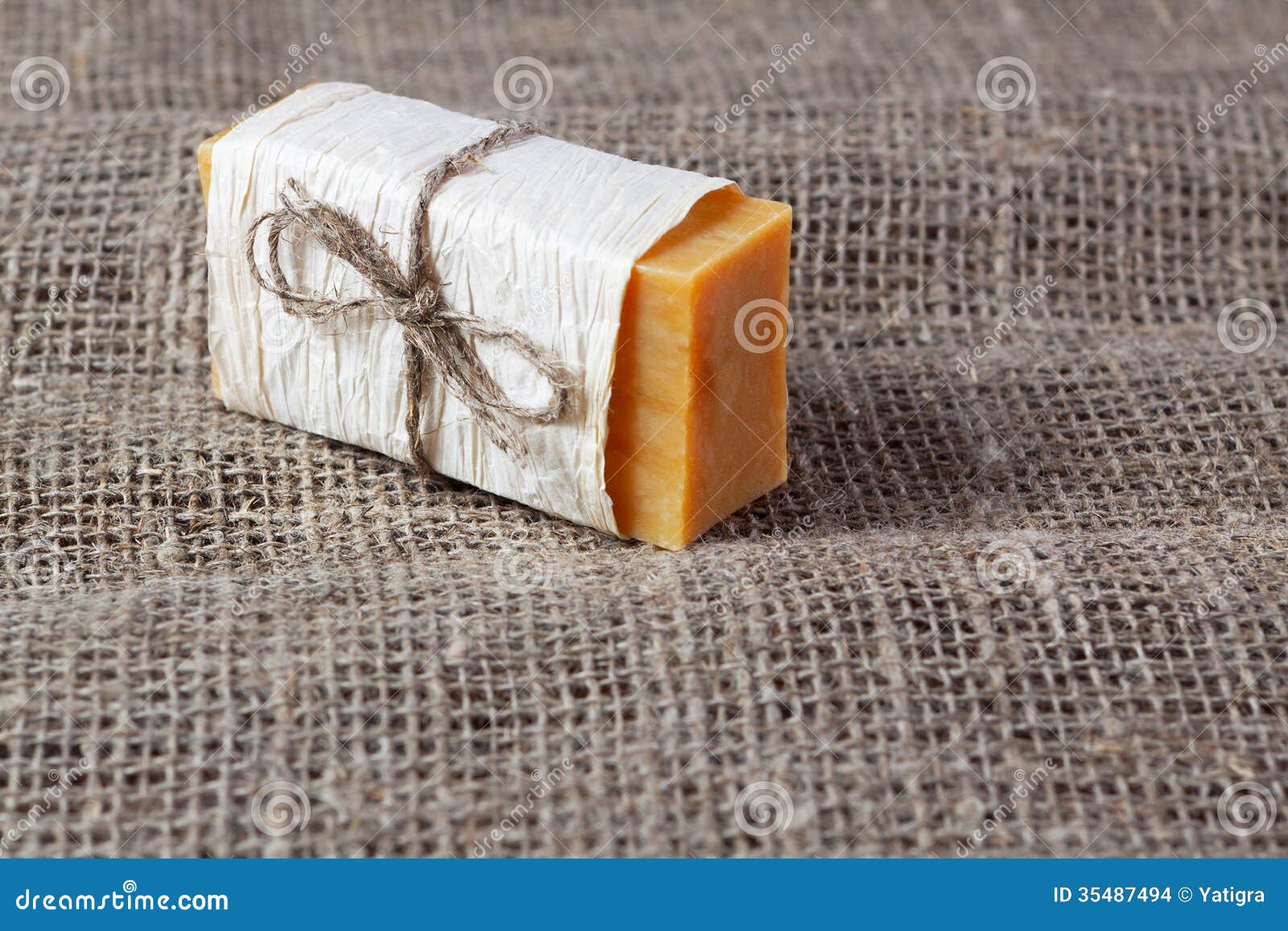 Stuk van natuurlijke zeep stock foto. Image of aromatherapie - 35487494