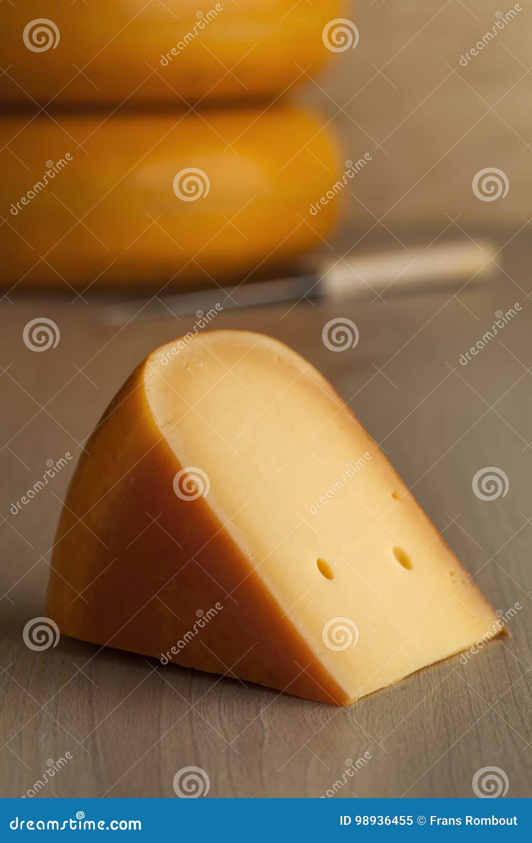 Stuk Van Nederlandse Goudse Kaas Stock Afbeelding - Image of voedsel ...