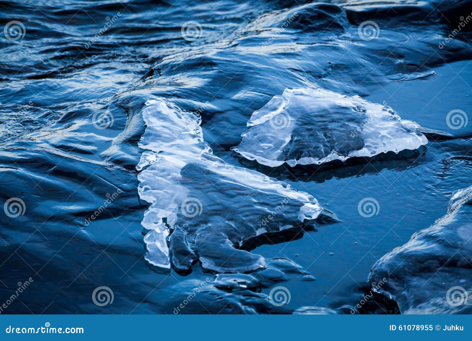 Stukken Van Ijs Bij Oever Van Het Meer Stock Afbeelding - Image of ...