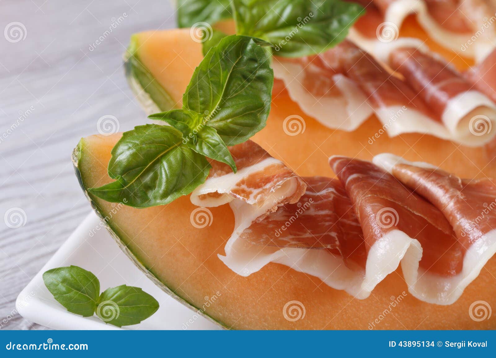 Stukken Van Meloen Met Ham En Basilicum Horizontale Macro Stock Foto ...