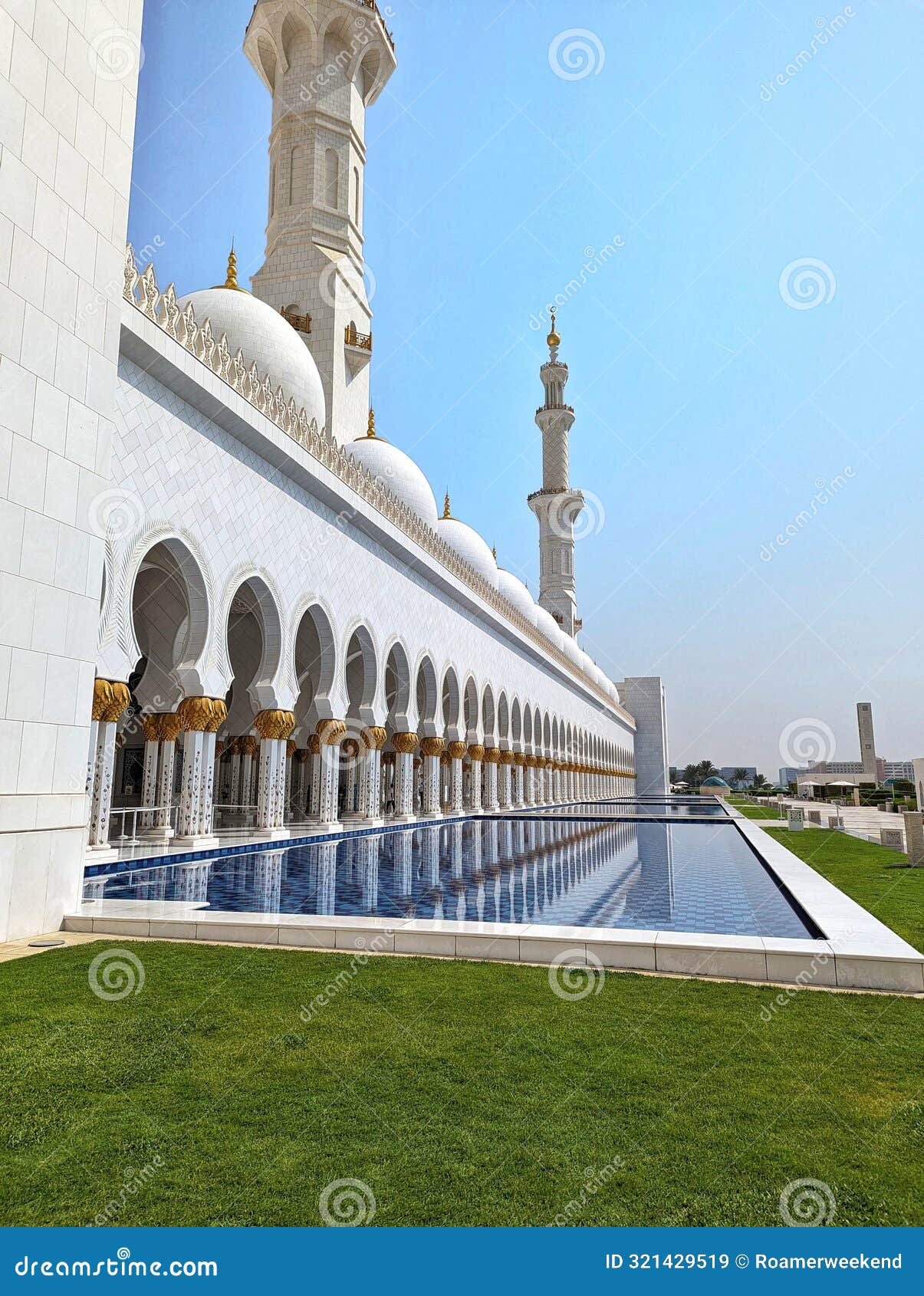 The Stunning Architecture of the Sheikh Zayed Grand Mosque in Abu Dhabi ...