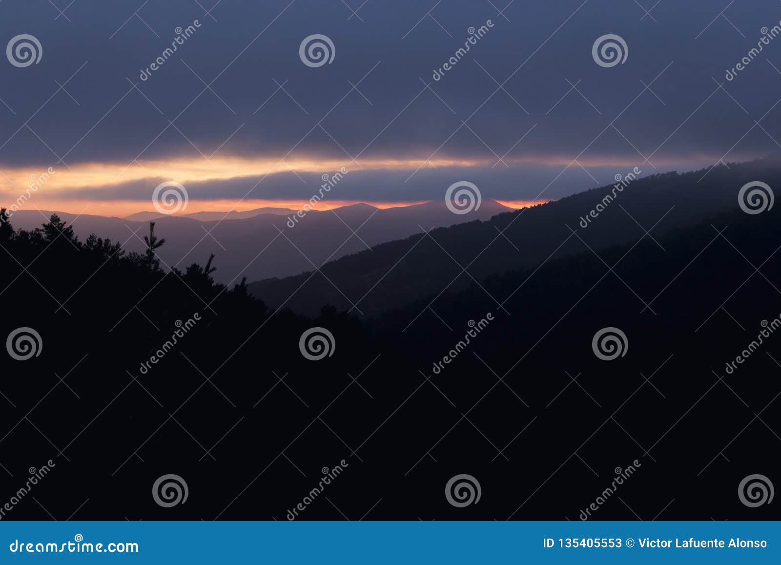Stunning Sunset between Mountains Stock Image - Image of park, majestic ...