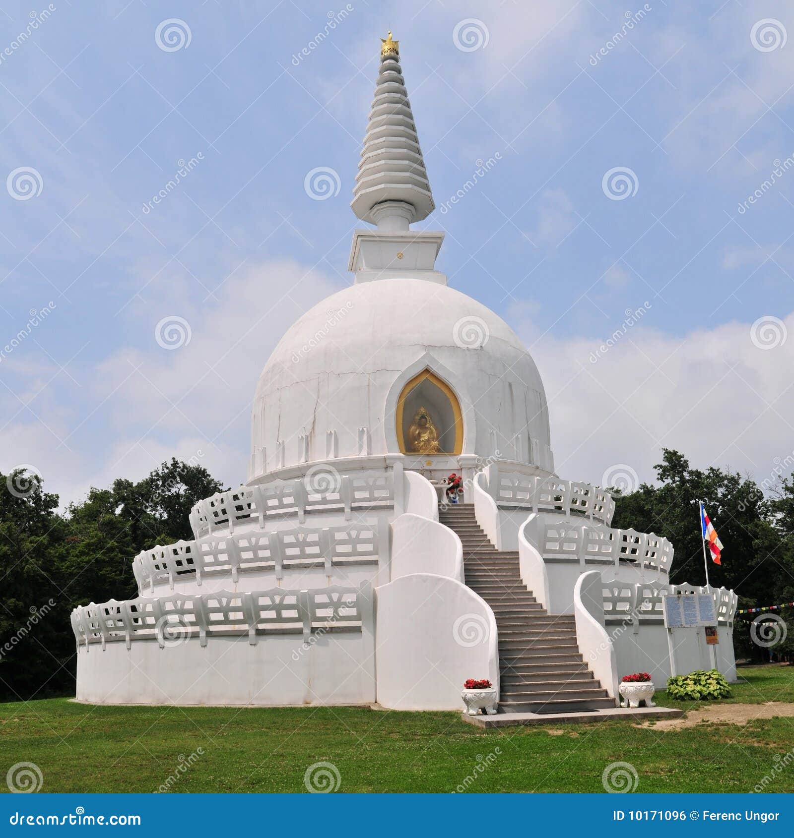 Stupa budista foto de archivo. Imagen de verano, estatua - 10171096