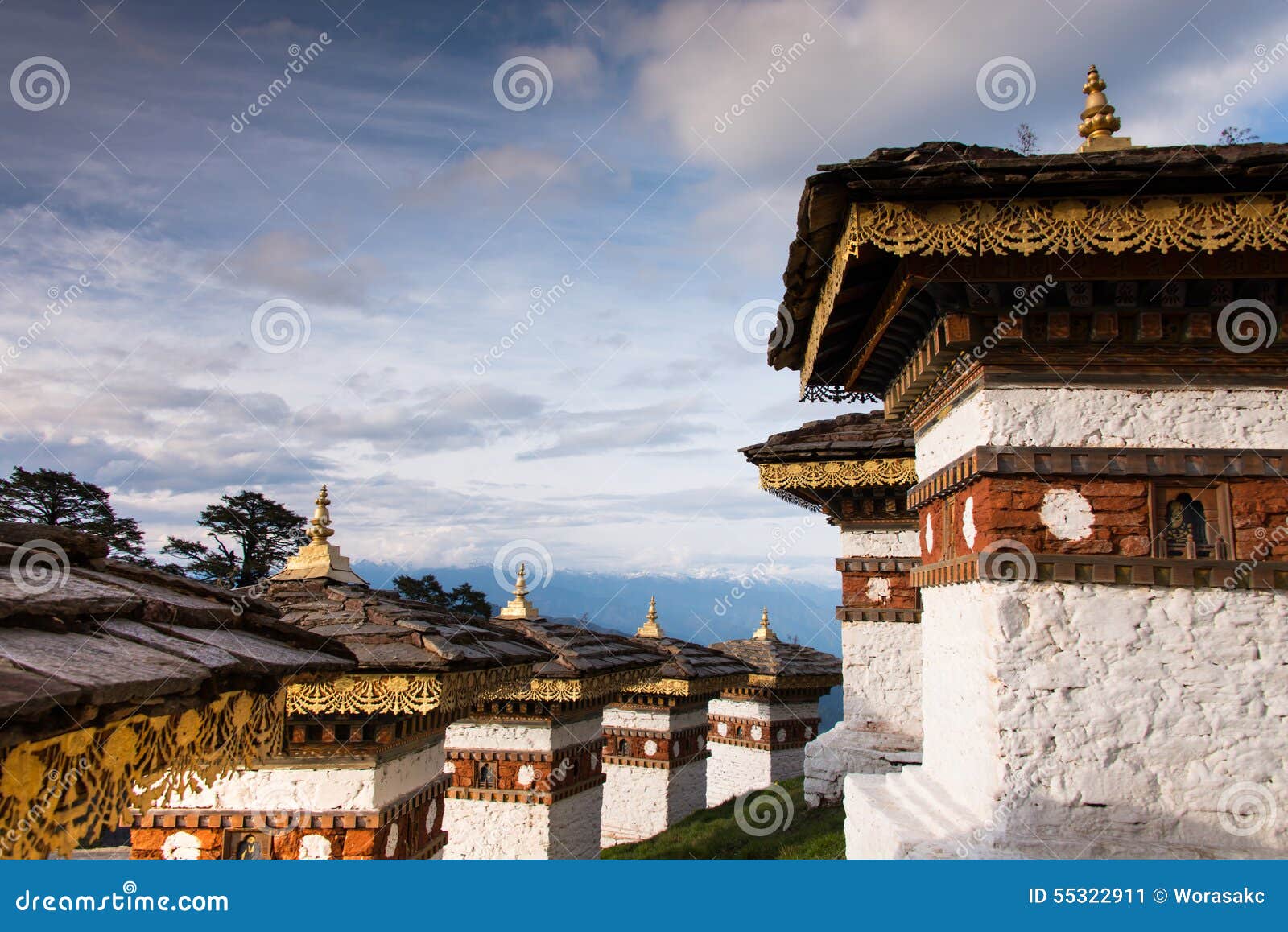 108 Stupa En El Paso De Dochula Imagen de archivo - Imagen de hermoso ...