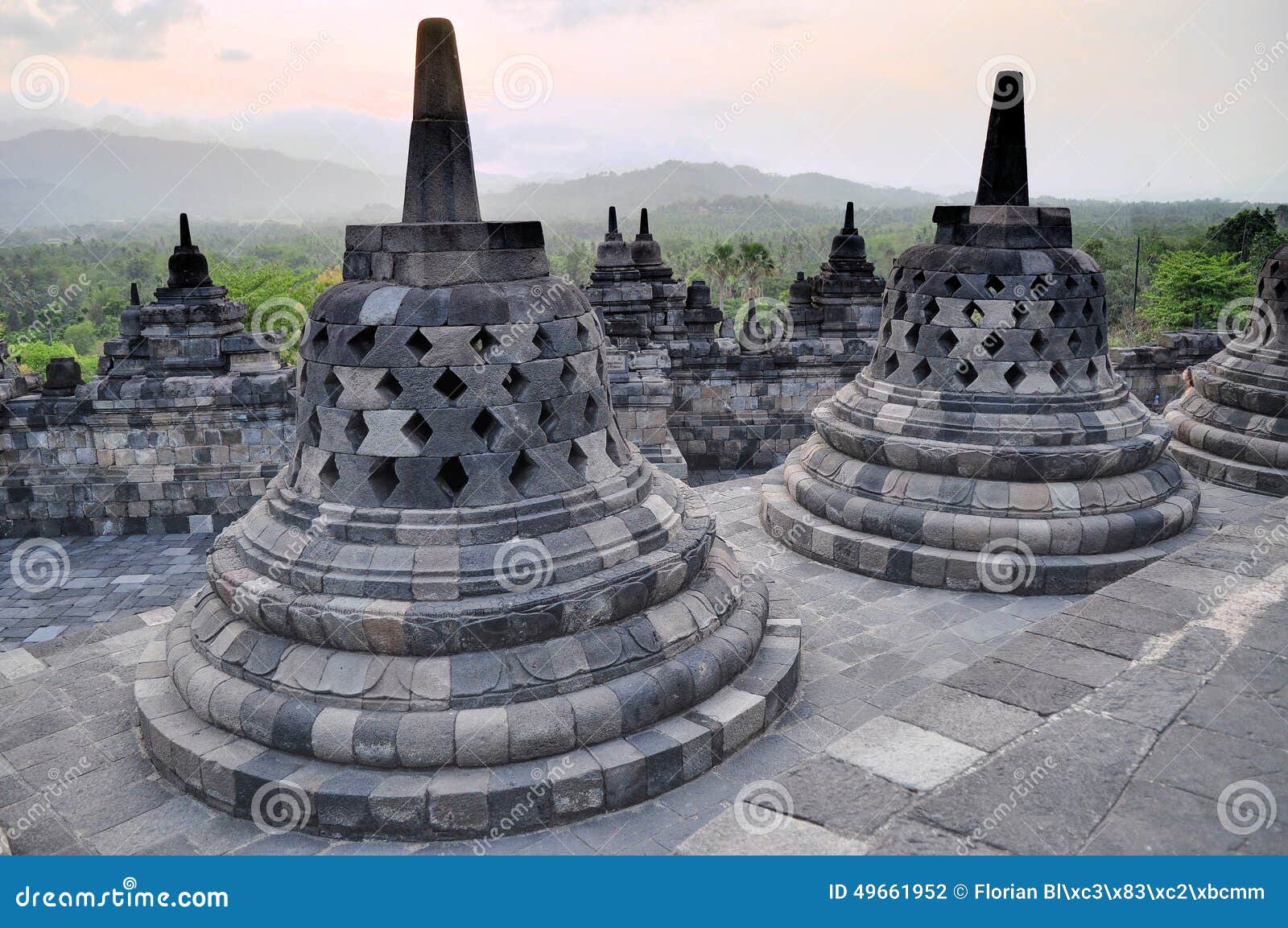 Stupa No Templo De Borobudur Na Ilha De Java Foto de Stock - Imagem de ...