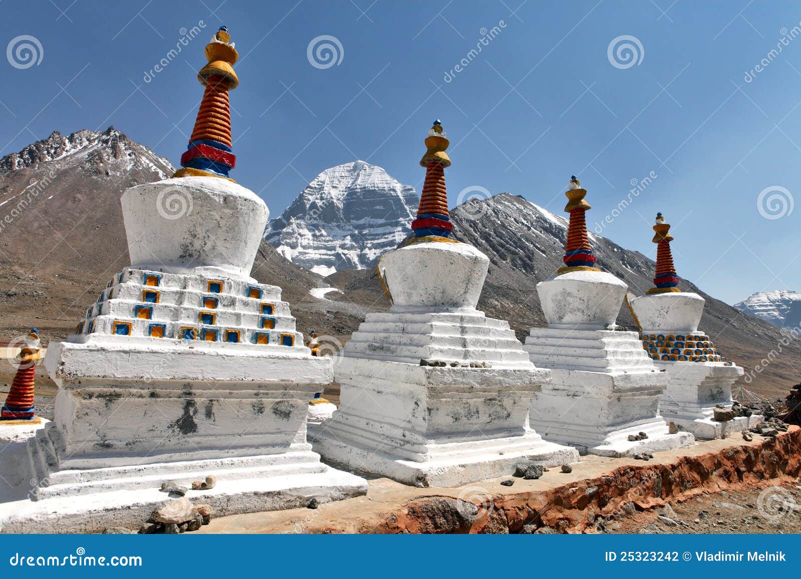Stupas Buddistici (chorten) Nel Tibet Fotografia Stock - Immagine di ...