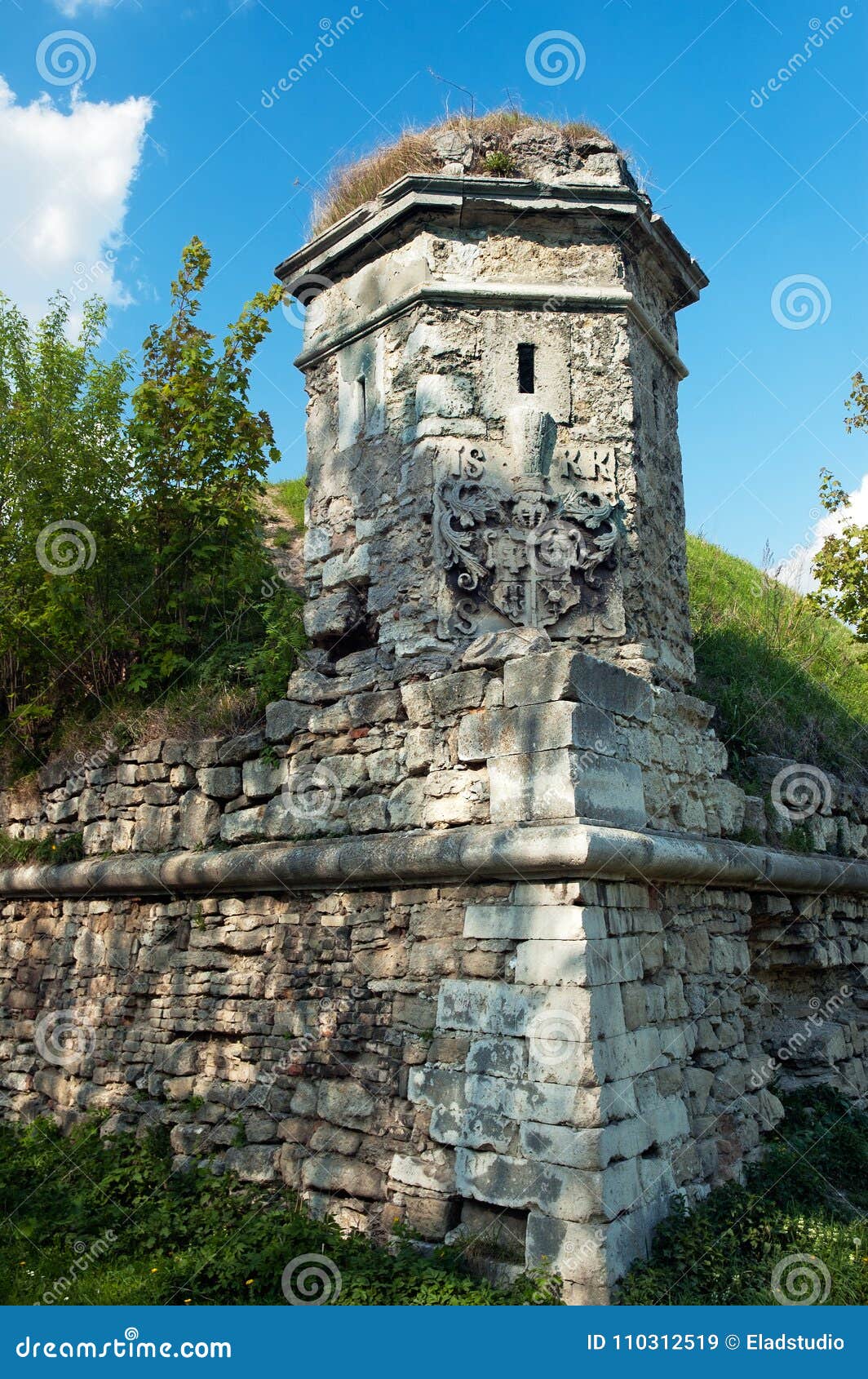 Stycke Av Den Gamla Slotten I Solig Dag Fotografering för Bildbyråer ...