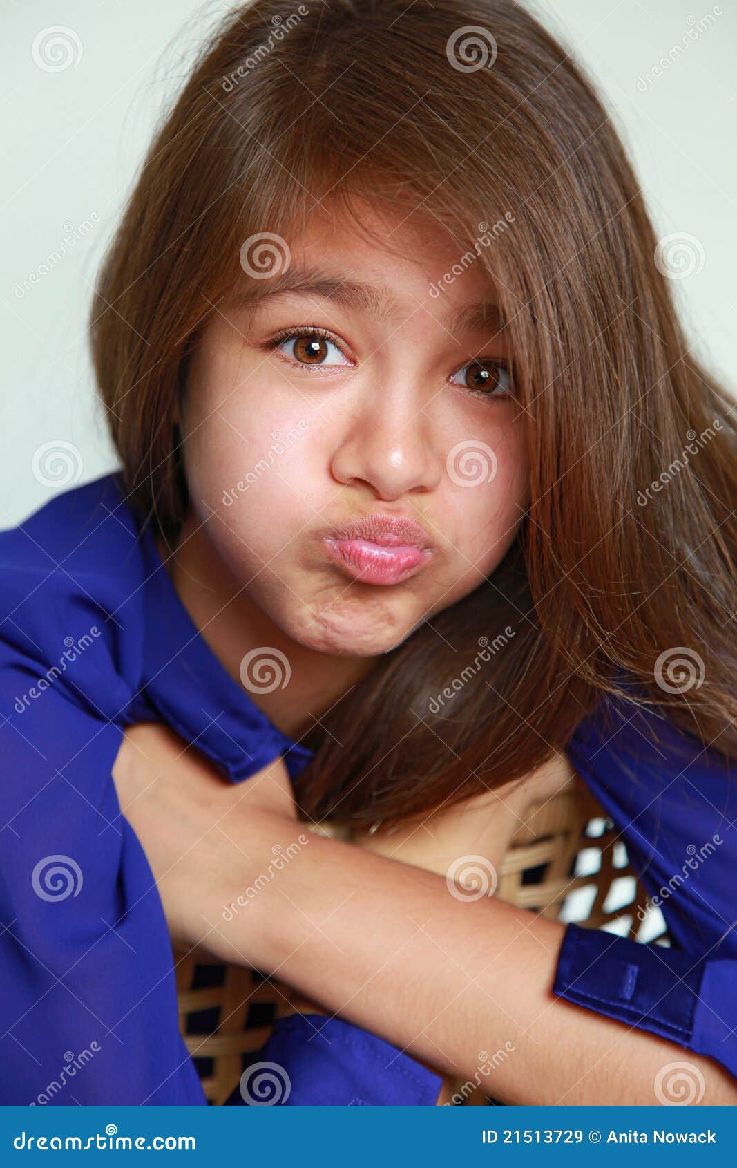 Stygg framsidaflicka fotografering för bildbyråer. Bild av uttryck ...