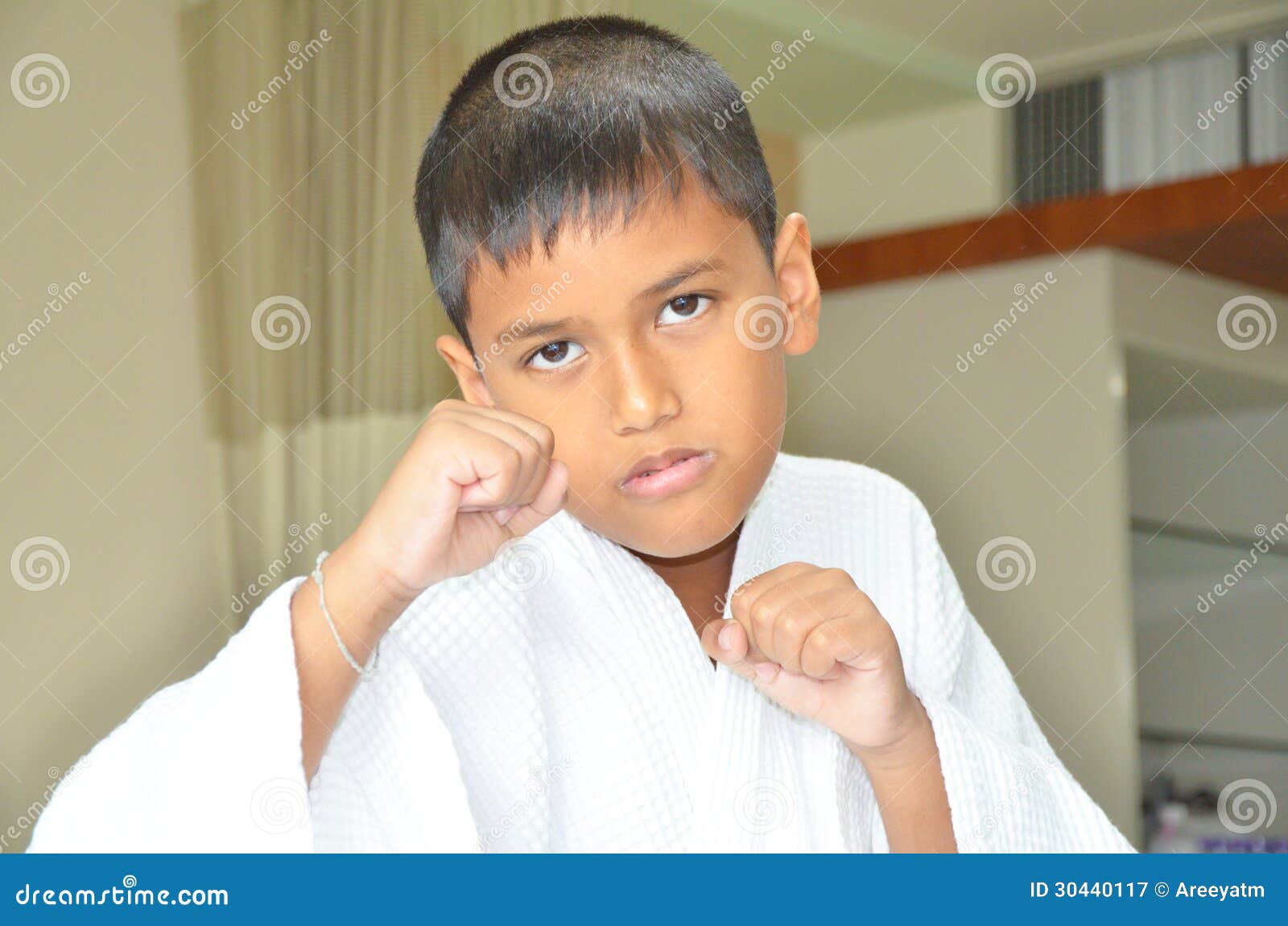 Stygg pojke. fotografering för bildbyråer. Bild av barn - 30440117