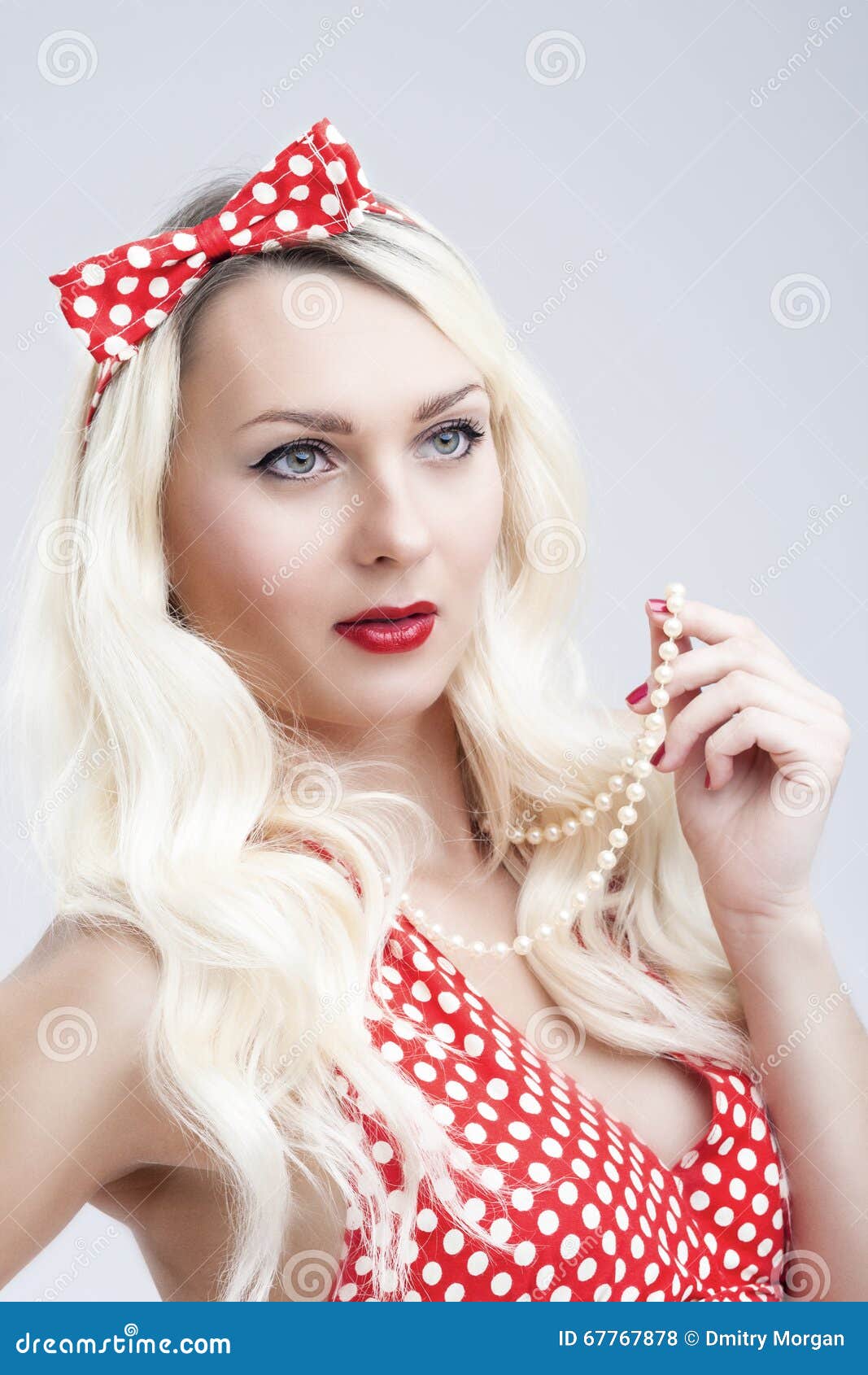 Style De Pin Up Et Concepts Femme Blonde Caucasienne Sensuelle Sexy Dans La Robe Rouge Photo