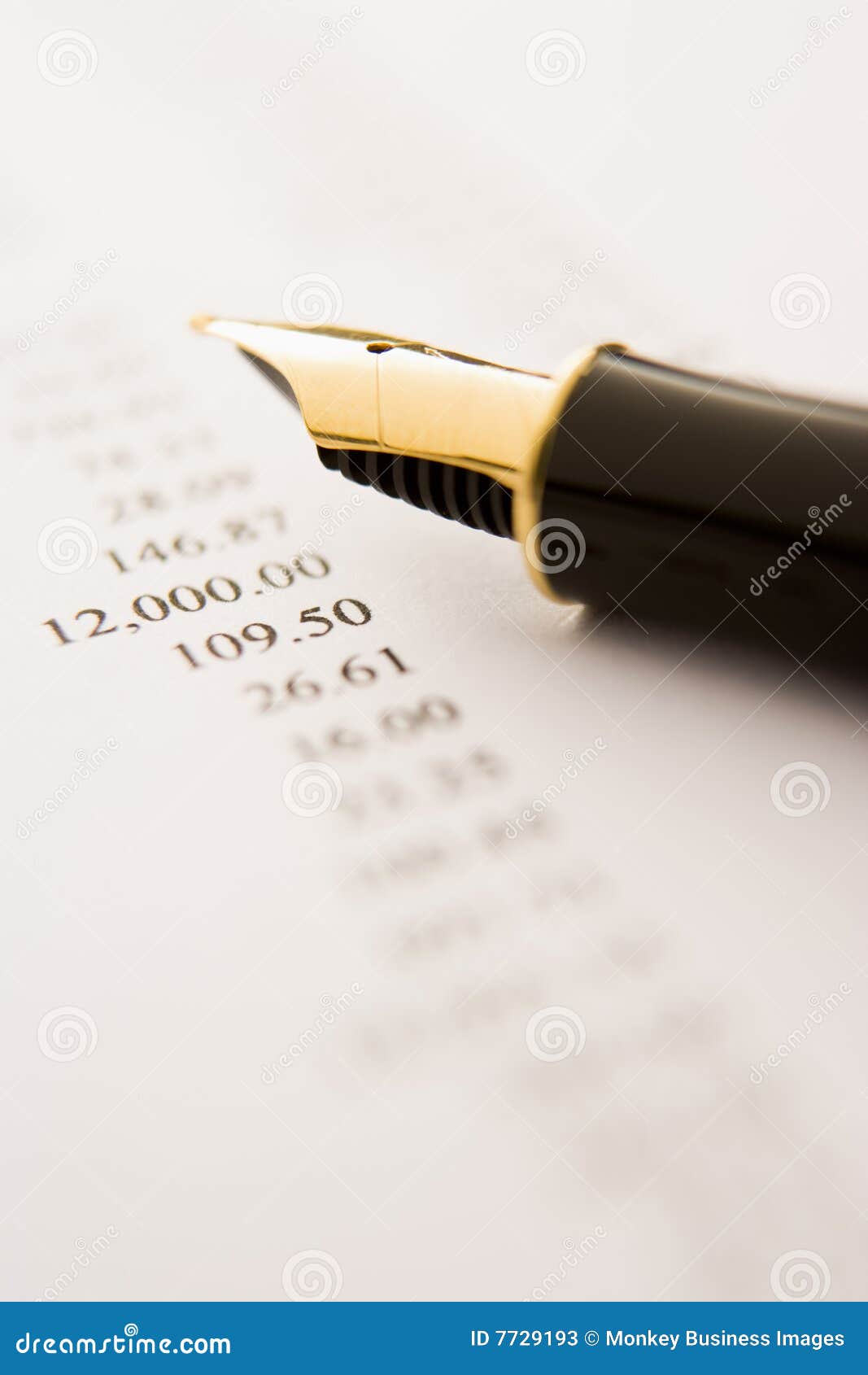 Stylo-plume D'or Avec La Facture Image stock - Image du dépense, gens ...
