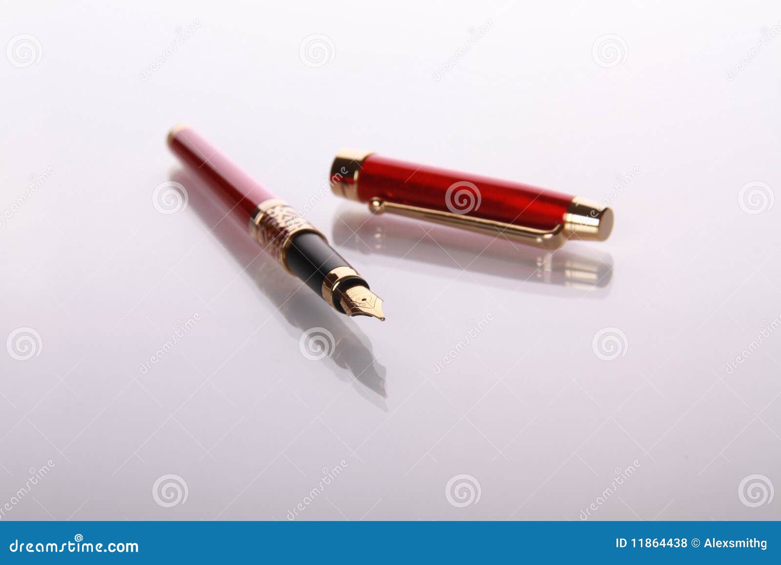 Stylo-plume Rouge Sur La Table De Miroir Photo stock - Image du mémoire ...