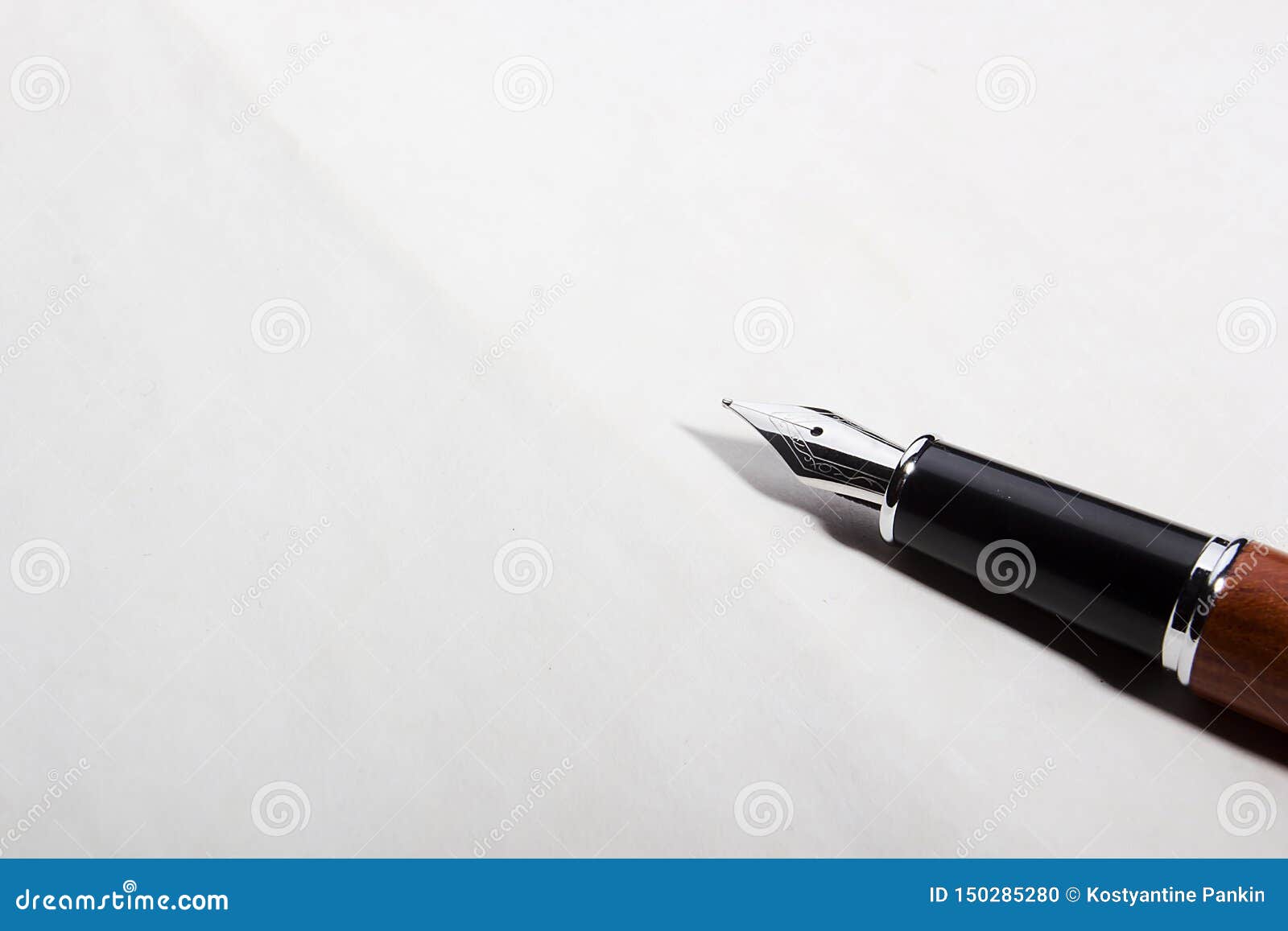 Stylo-plume Sur Une Feuille De Papier Photo stock - Image du brun ...