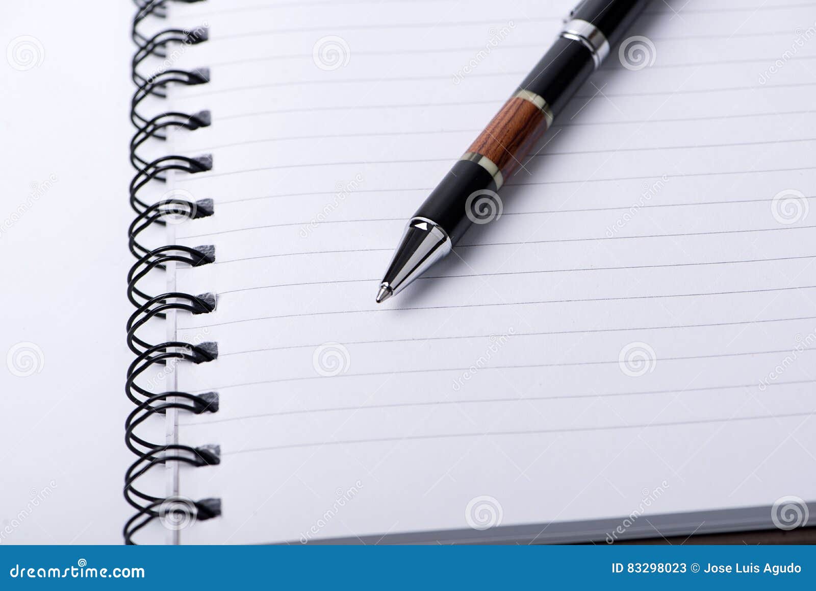 Stylo Se Trouvant Sur Le Bloc-notes Clair Ouvert Image stock - Image du ...