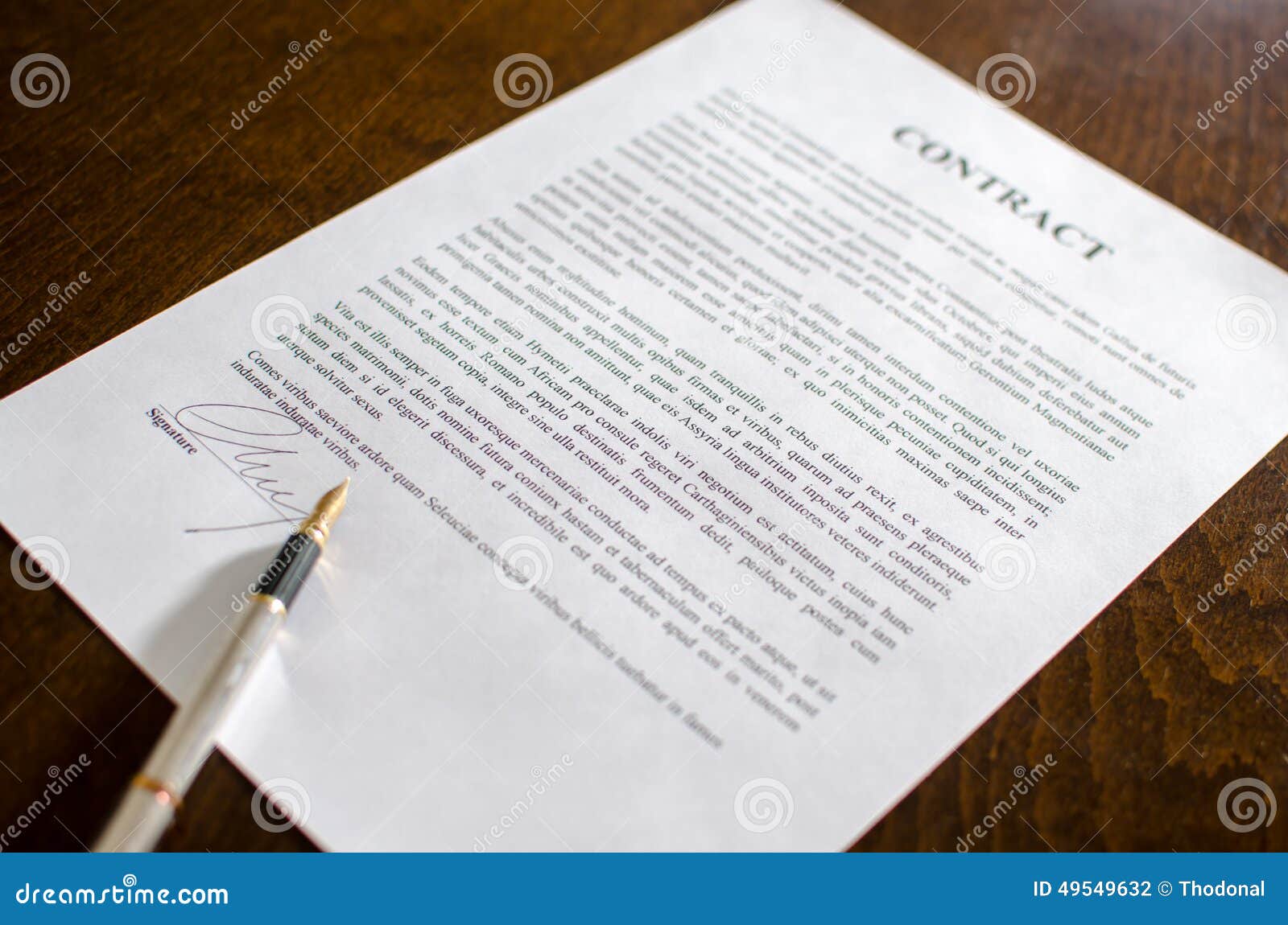 Stylo sur un contrat signé photo stock. Image du partenariat - 49549632