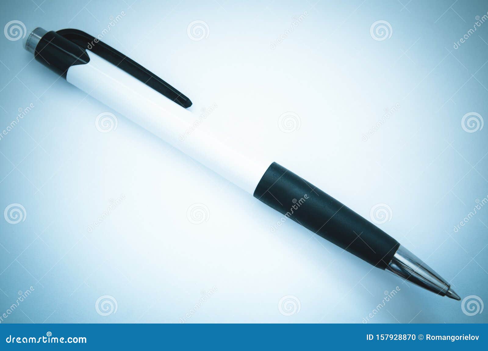 Stylo sur une table photo stock. Image du noir, matériel - 157928870