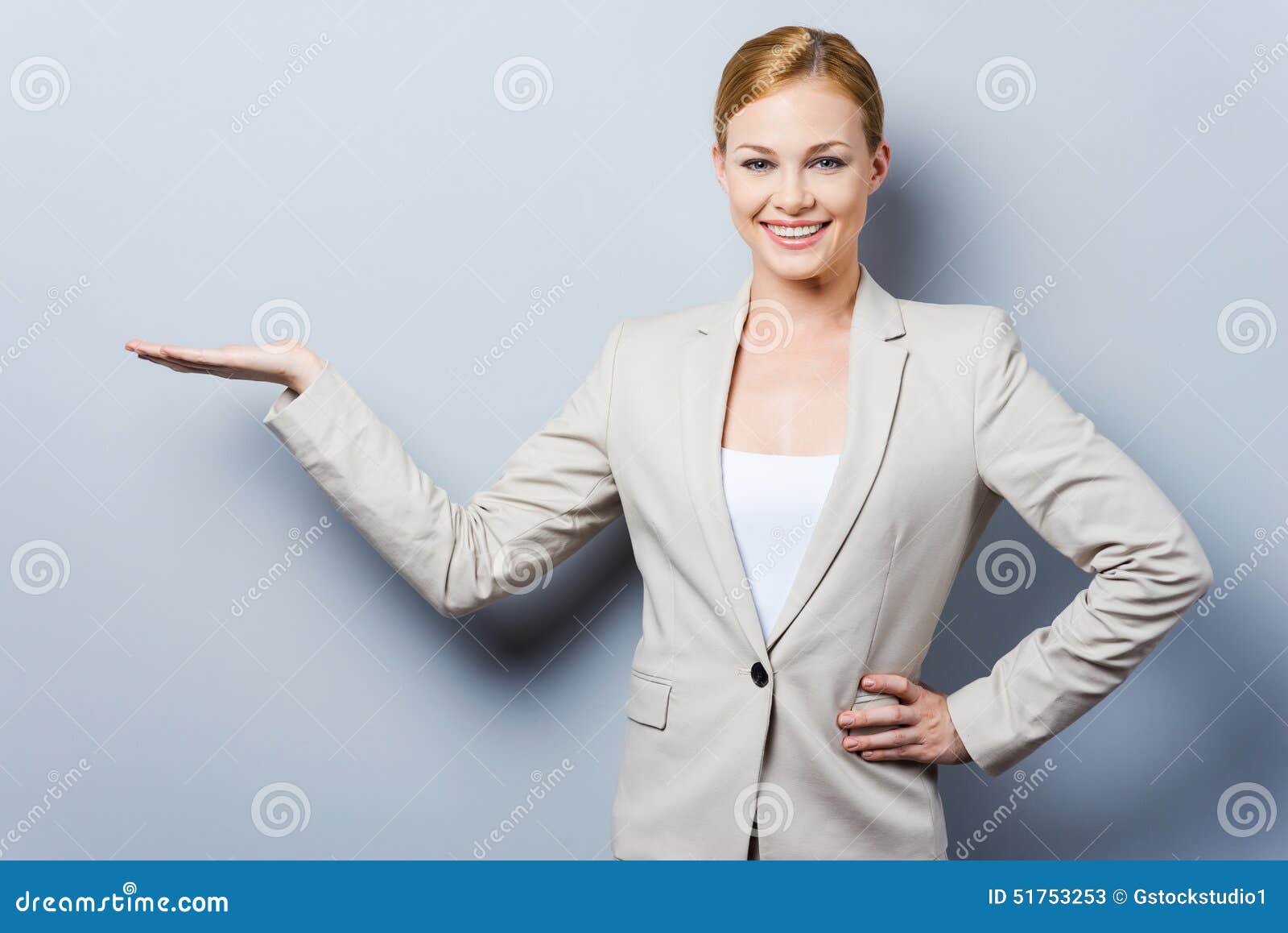 Su anuncio en su mano imagen de archivo. Imagen de persona - 51753253