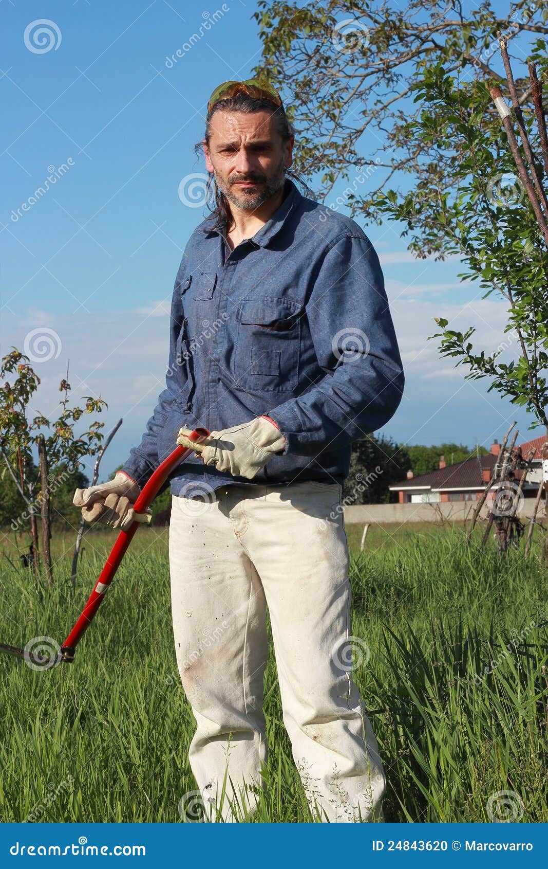 Suando o homem com scythe foto de stock. Imagem de trabalhador - 24843620