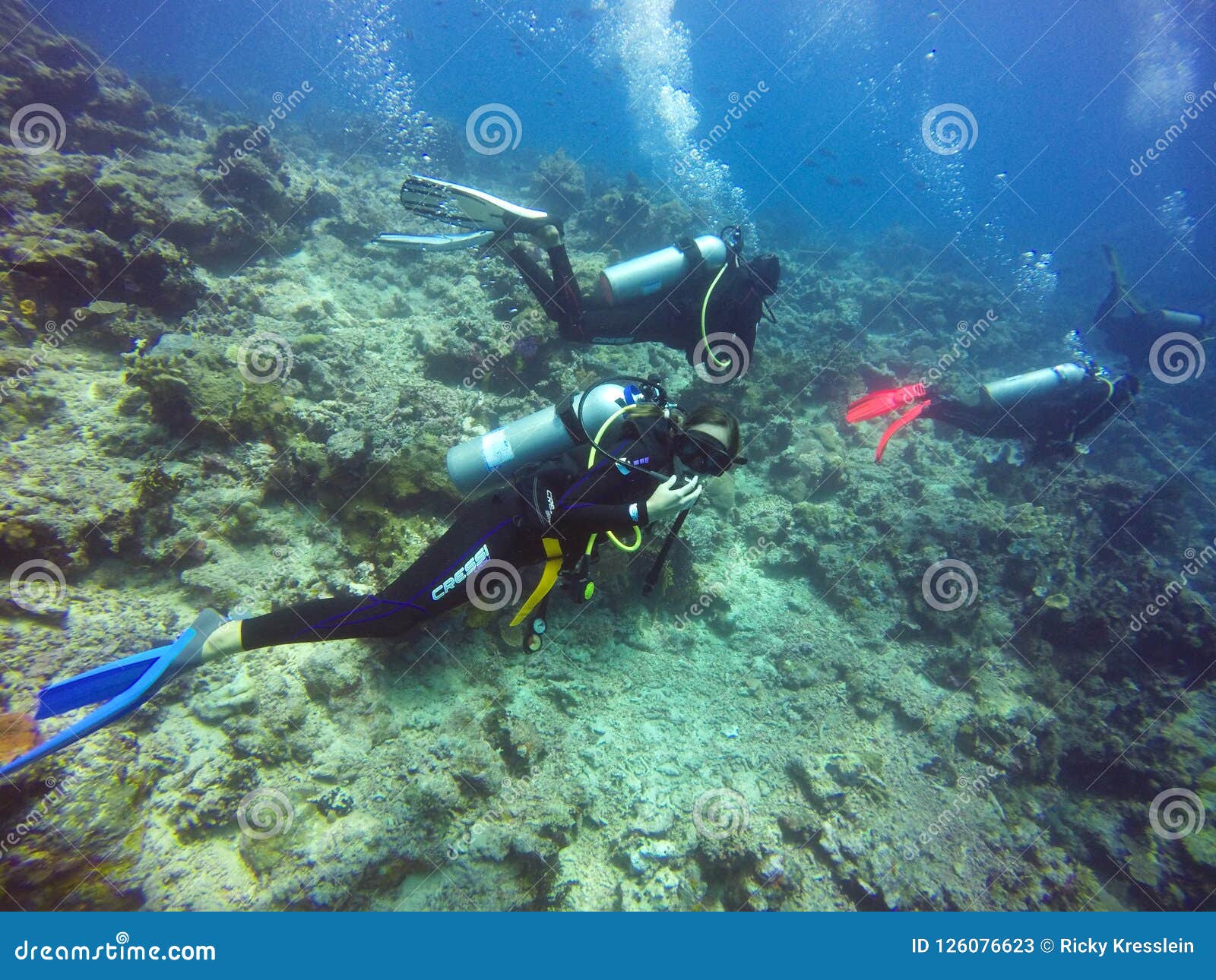 Subaqueo Looking at Camer Della Donna Subacqueo Fotografia Stock ...