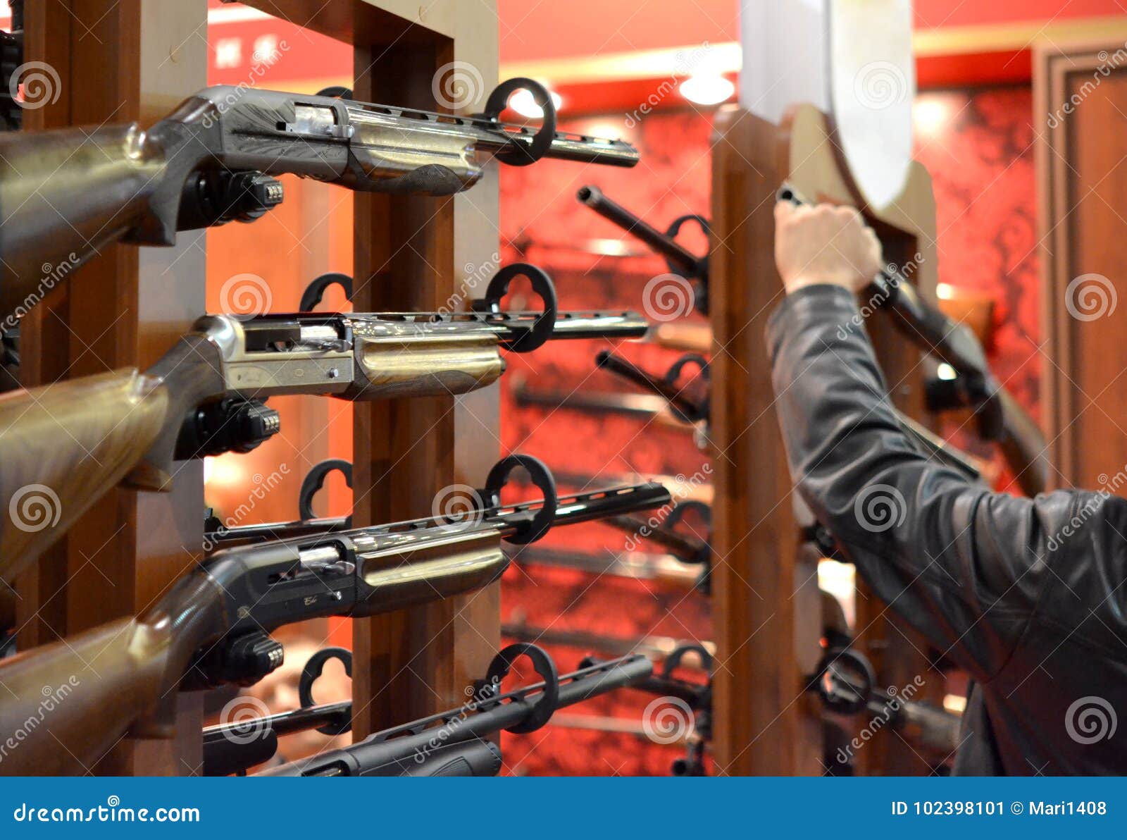 Subfusil Ametrallador En La Pared Imagen de archivo - Imagen de rifle ...